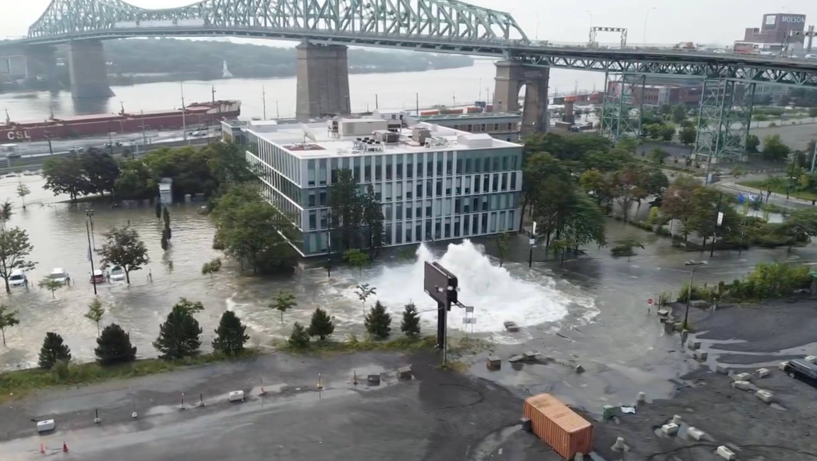 Un impressionnant geyser: voyez des images de l’immense fuite d’eau à ...