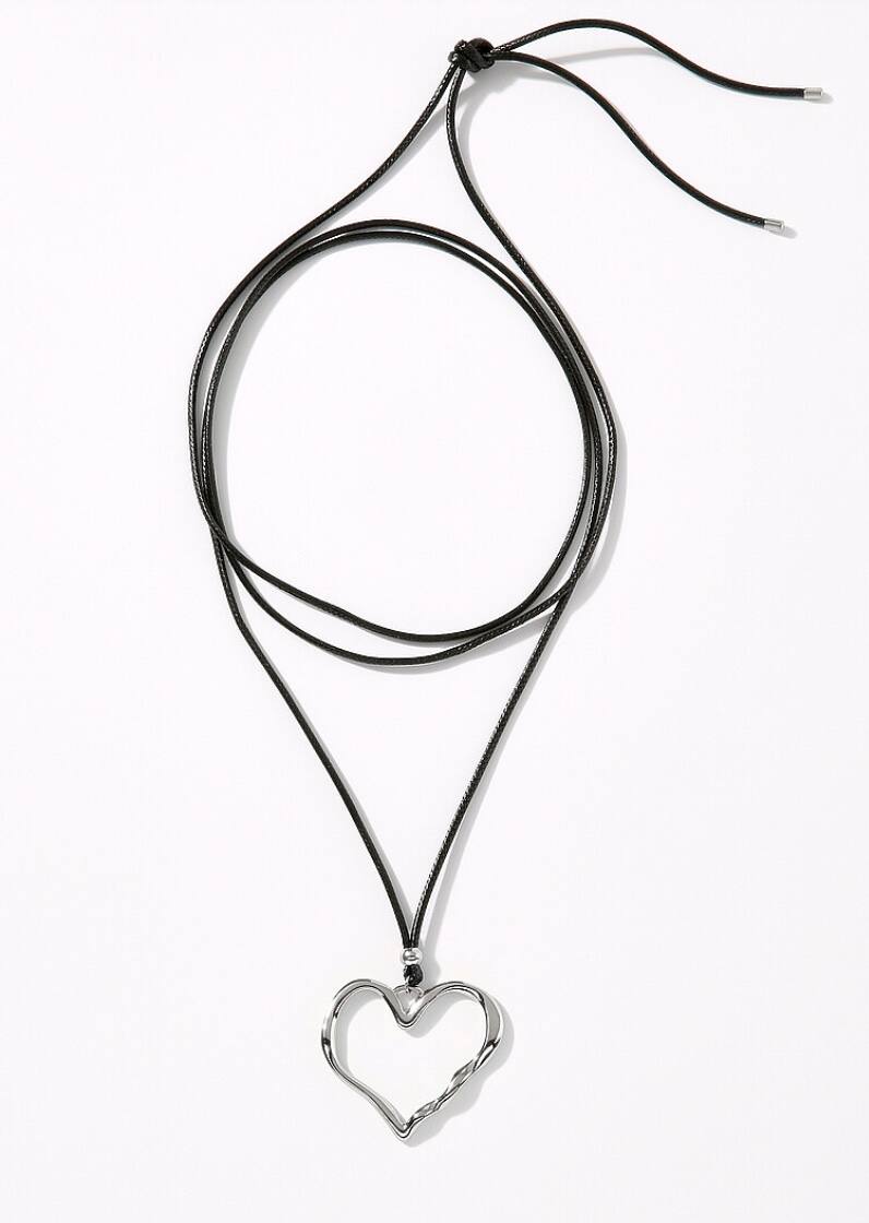 Catherine St-Laurent succombe au bijou le plus tendance de l'automne ...