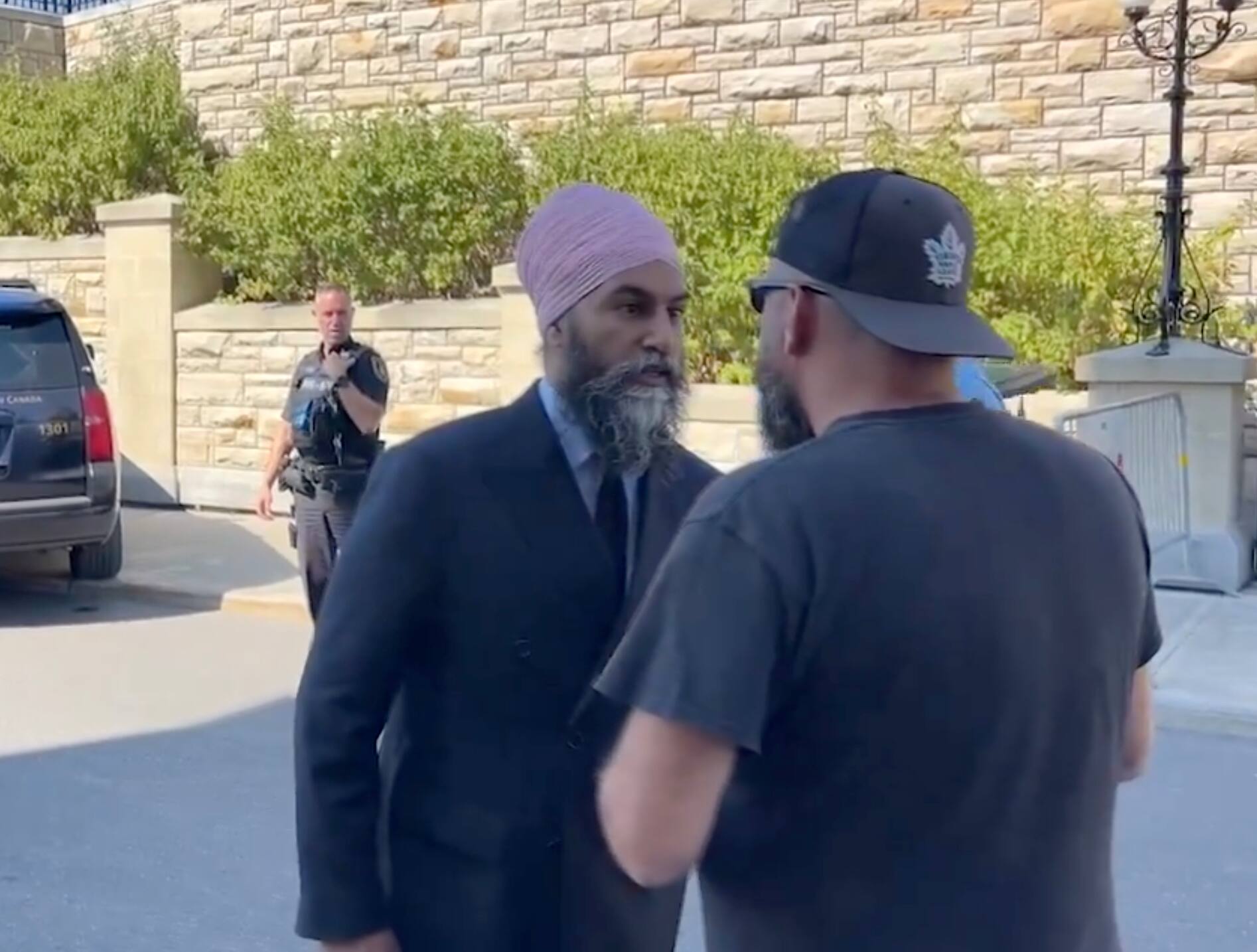 «Tu veux me dire quelque chose?»: altercation entre Jagmeet Singh et un ...