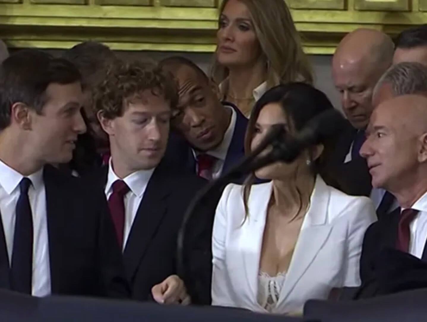 Mark Zuckerberg surpris en train de regarder dans le décolleté de la fiancée de Jeff Bezos | Le ...