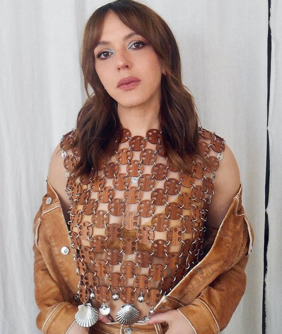 Monia Chokri fait fondre tout le Québec dans sa robe rouge moulante ...