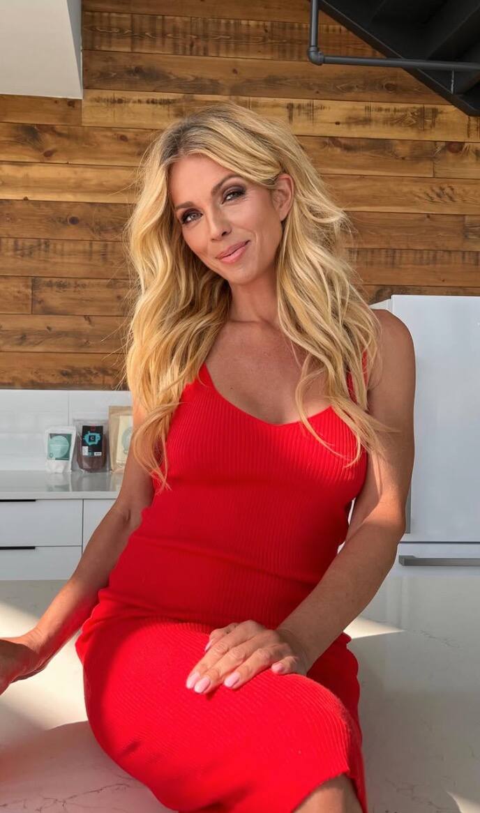 Jacynthe René fait sensation dans un maillot de bain au décolleté vertigineux | Clin d'œil