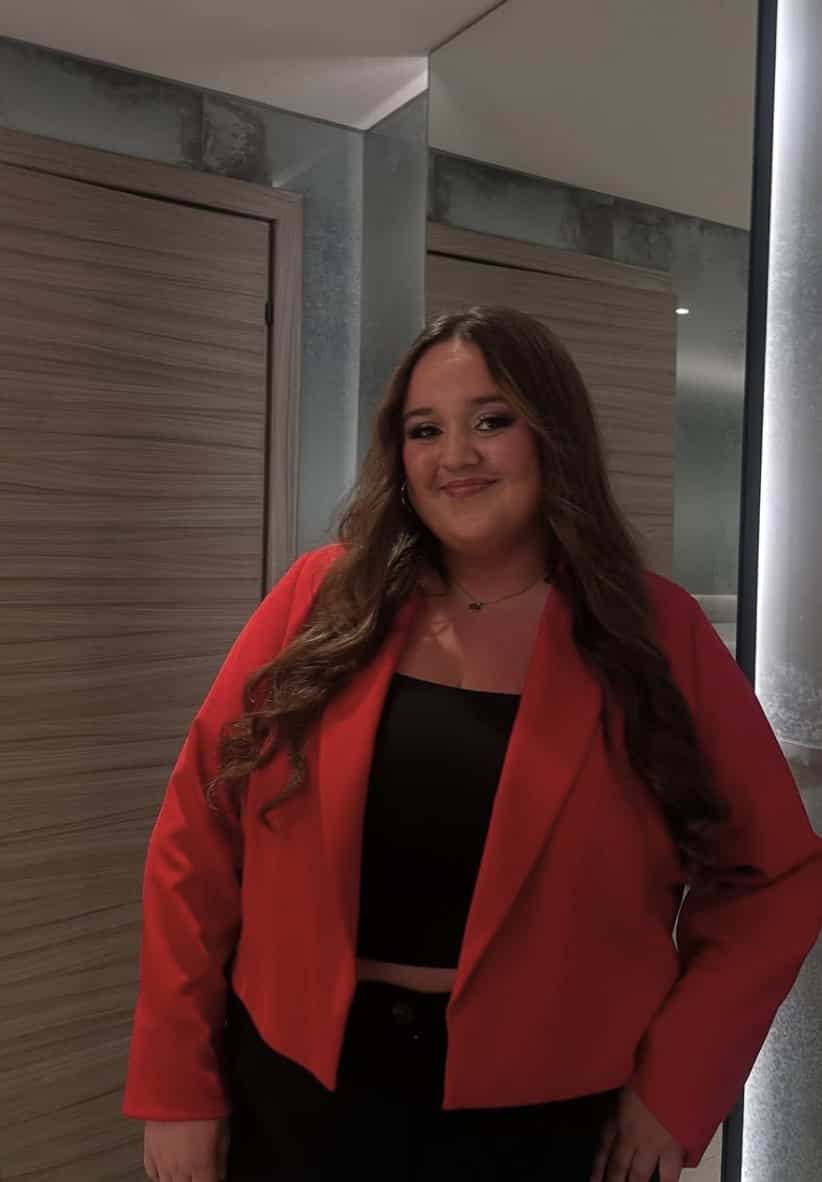 L'Académicienne Laurence Libersan coupe plusieurs centimètres de ...