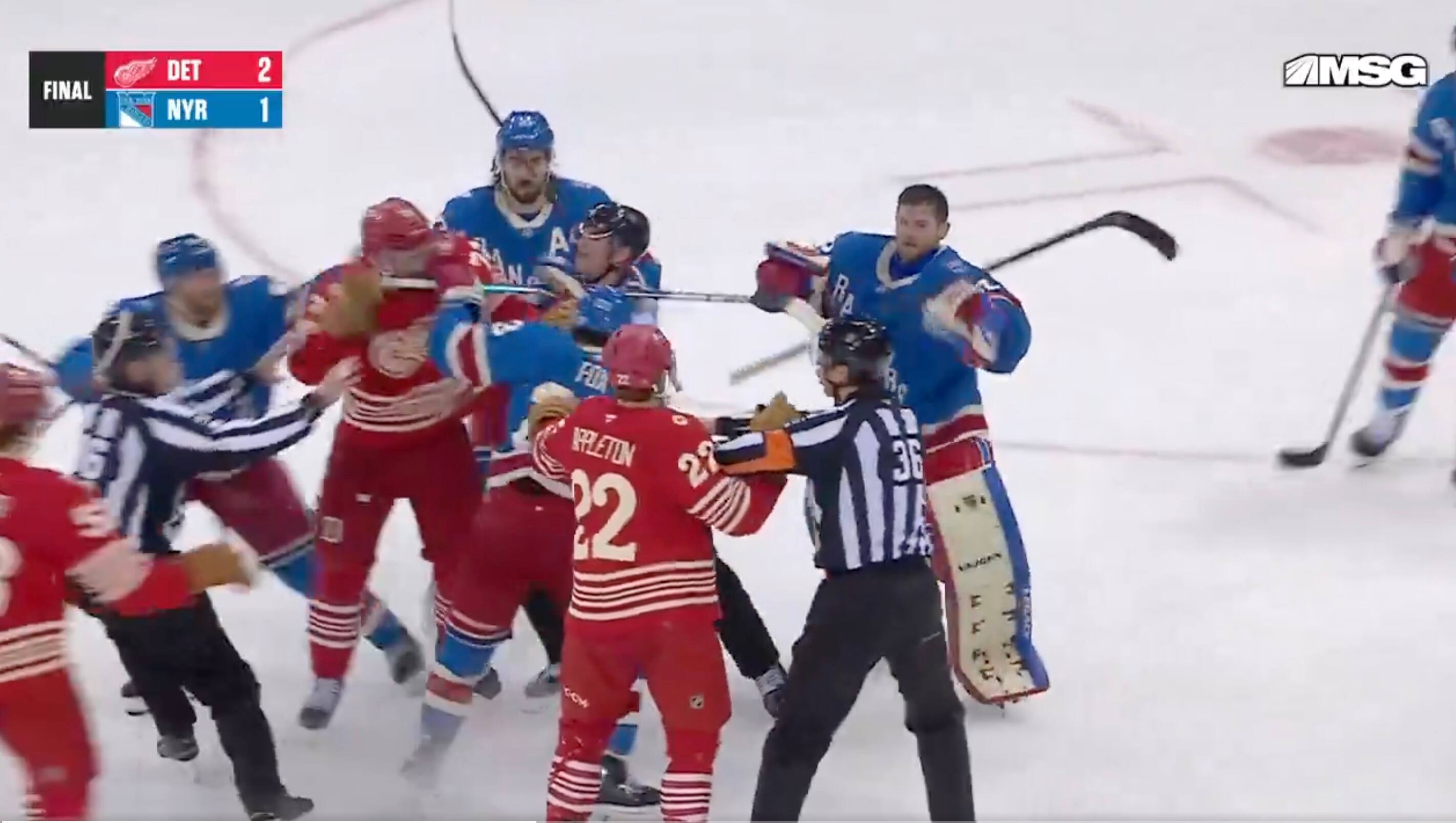 Jonathan Quick n'a pas aimé un geste posé en fin de match: les bancs se ...