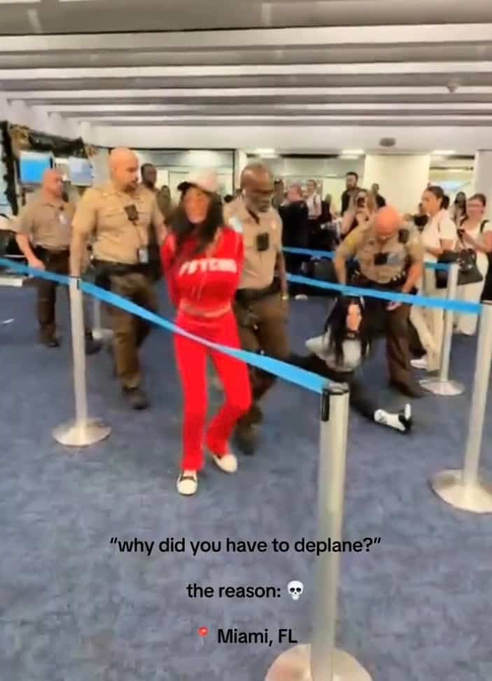 Une Québécoise et son amie se font bruyamment expulser d’un avion à ...