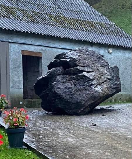 Un rocher de 15 tonnes dévale la montagne et s’arrête devant sa porte | JDM