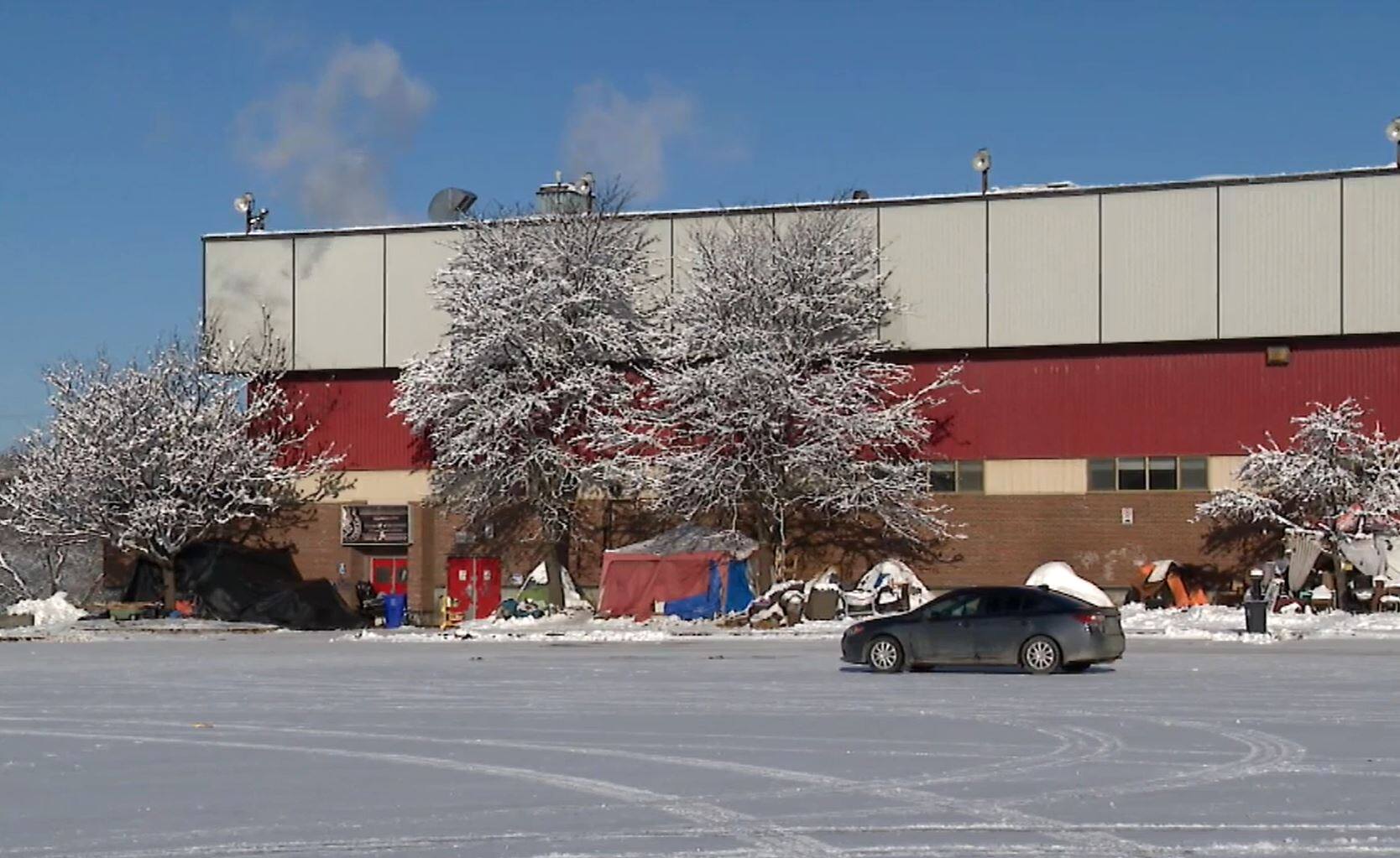 Un autre décès au campement à l’aréna Robert-Guertin | JDM