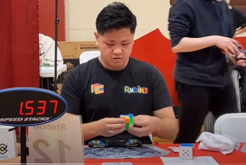 EN VIDÉO | Nouveau record Guinness: il termine un cube Rubik en... 3,13 ...