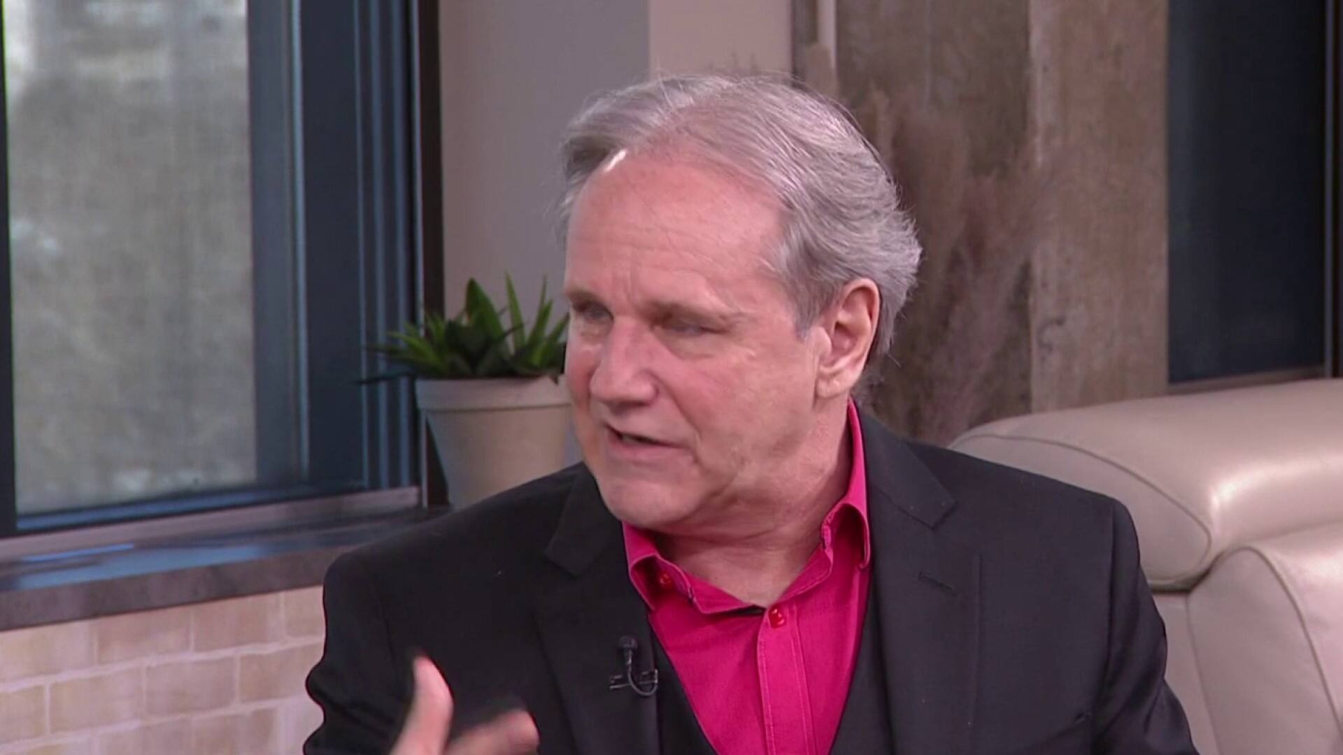 Christian Page nous raconte les étranges expériences du Dr. Hamilton ...