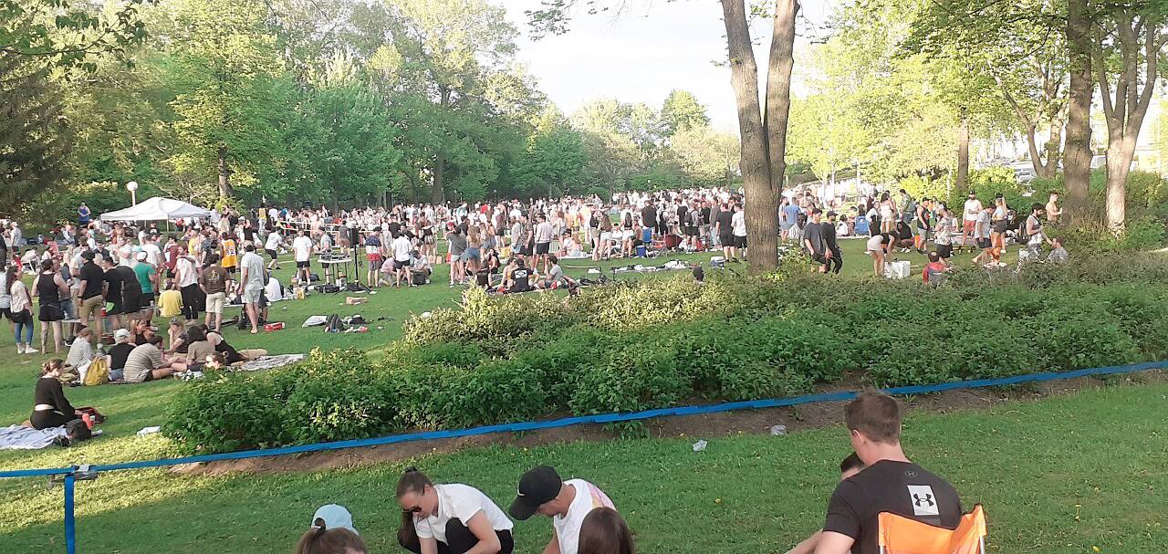 Gros party devant le poste de police | TVA Nouvelles