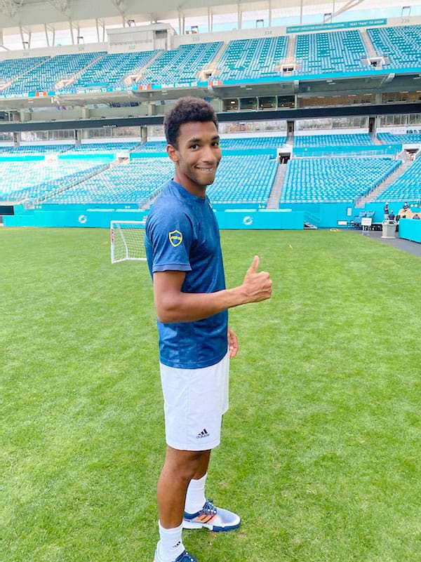 Félix «achète» la compagnie | Le Journal de Montréal