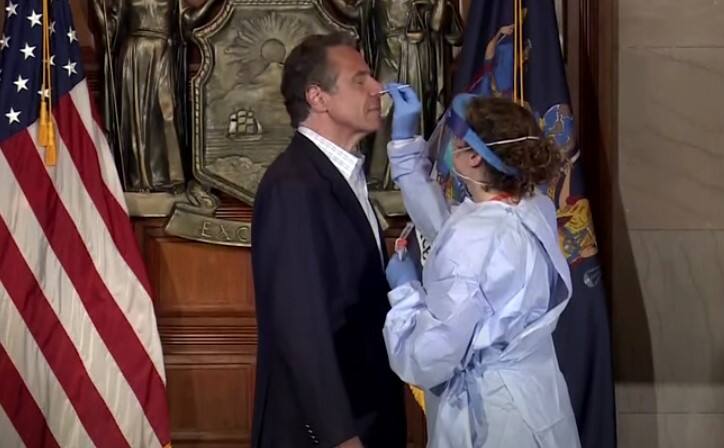 Le gouverneur de New York se fait dépister face aux caméras | TVA Nouvelles