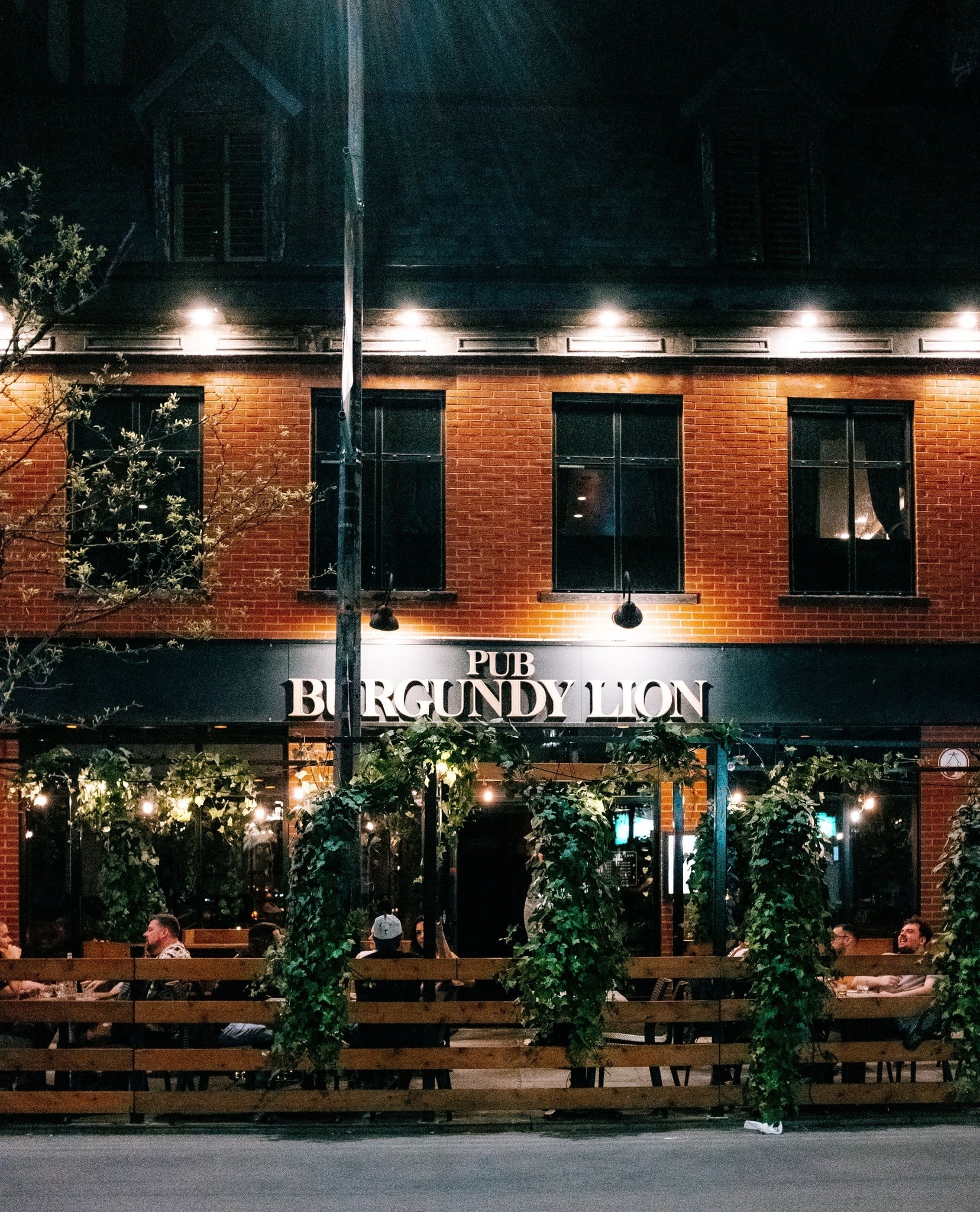 L'OQLF recule: le Pub Burgundy Lion pourra conserver son enseigne | TVA ...