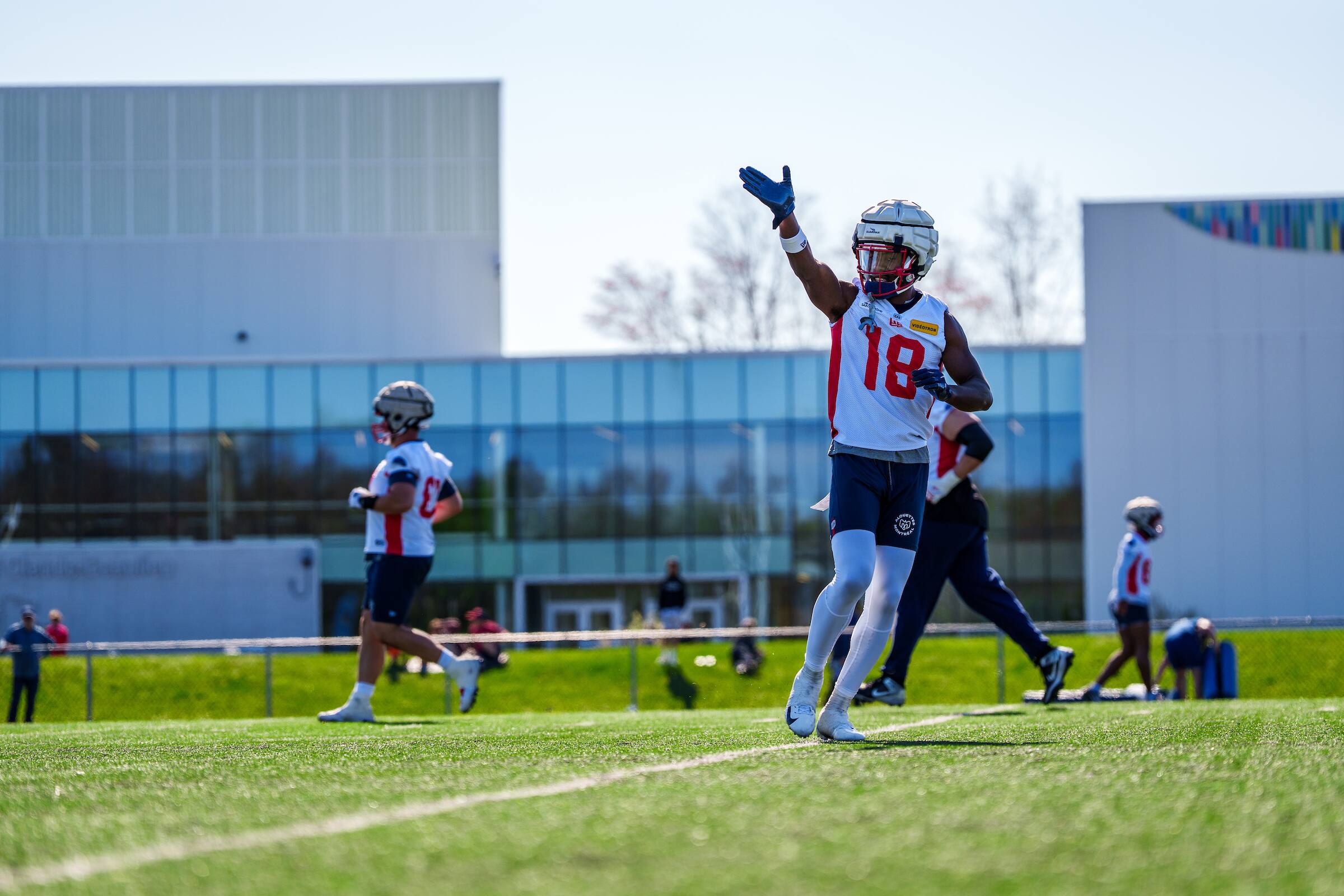 Chaude lutte chez les receveurs de passes au camp d’entraînement des ...