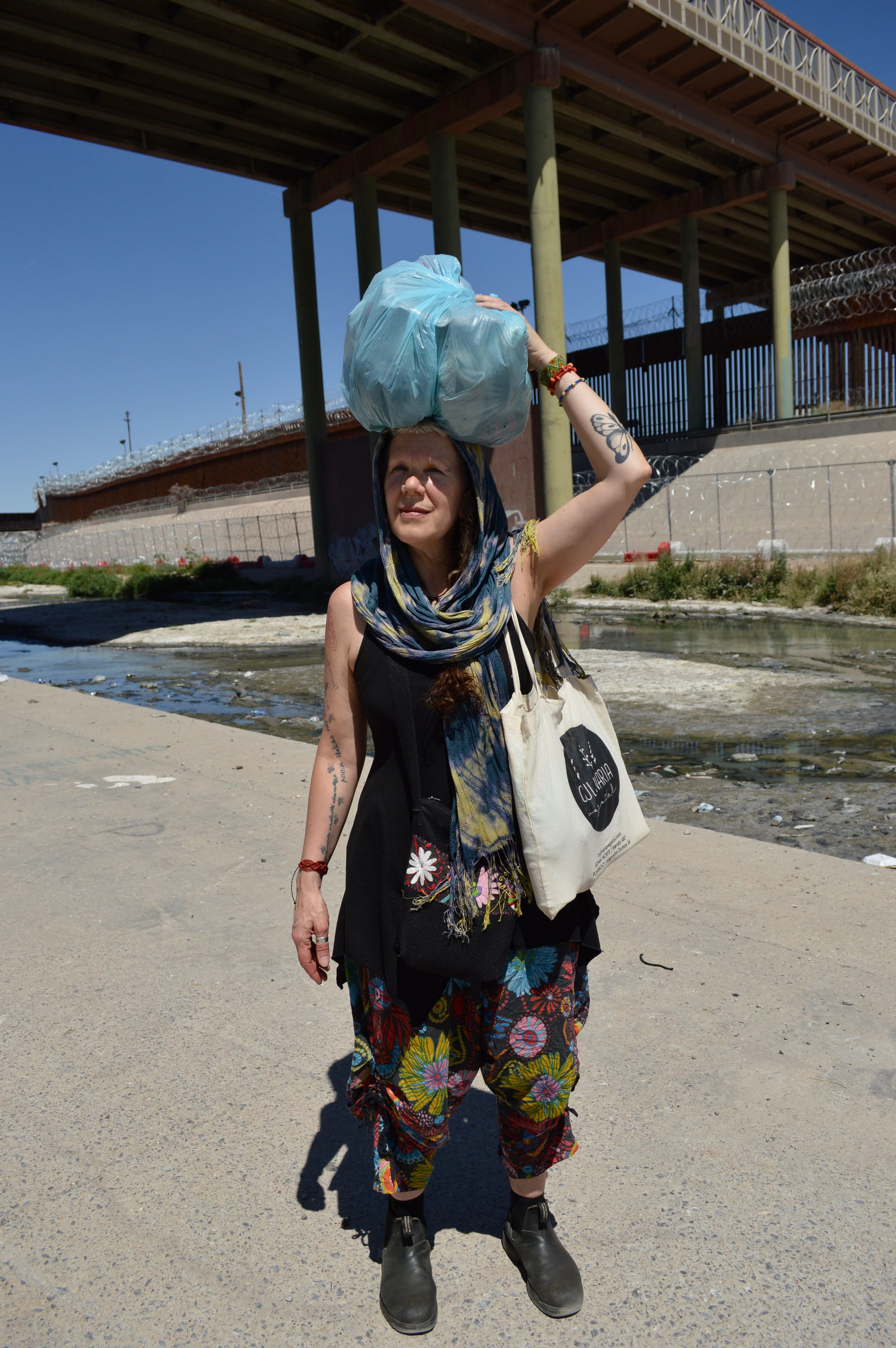 Cette Québécoise ramasse le linge abandonné par les migrants | JDQ