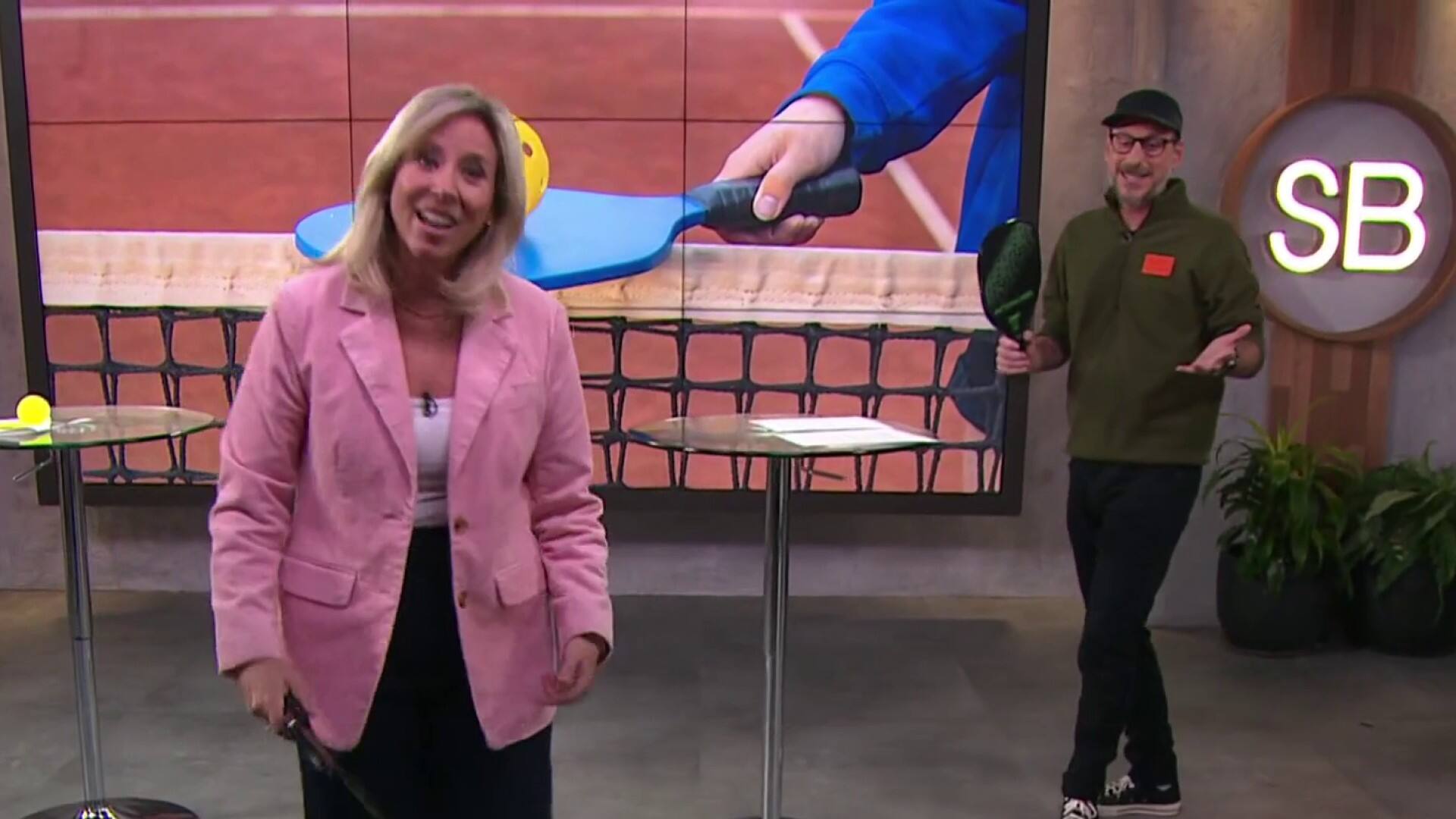 Dominic Arpin met au défi Ève-Marie Lortie de jouer eu pickleball sur ...