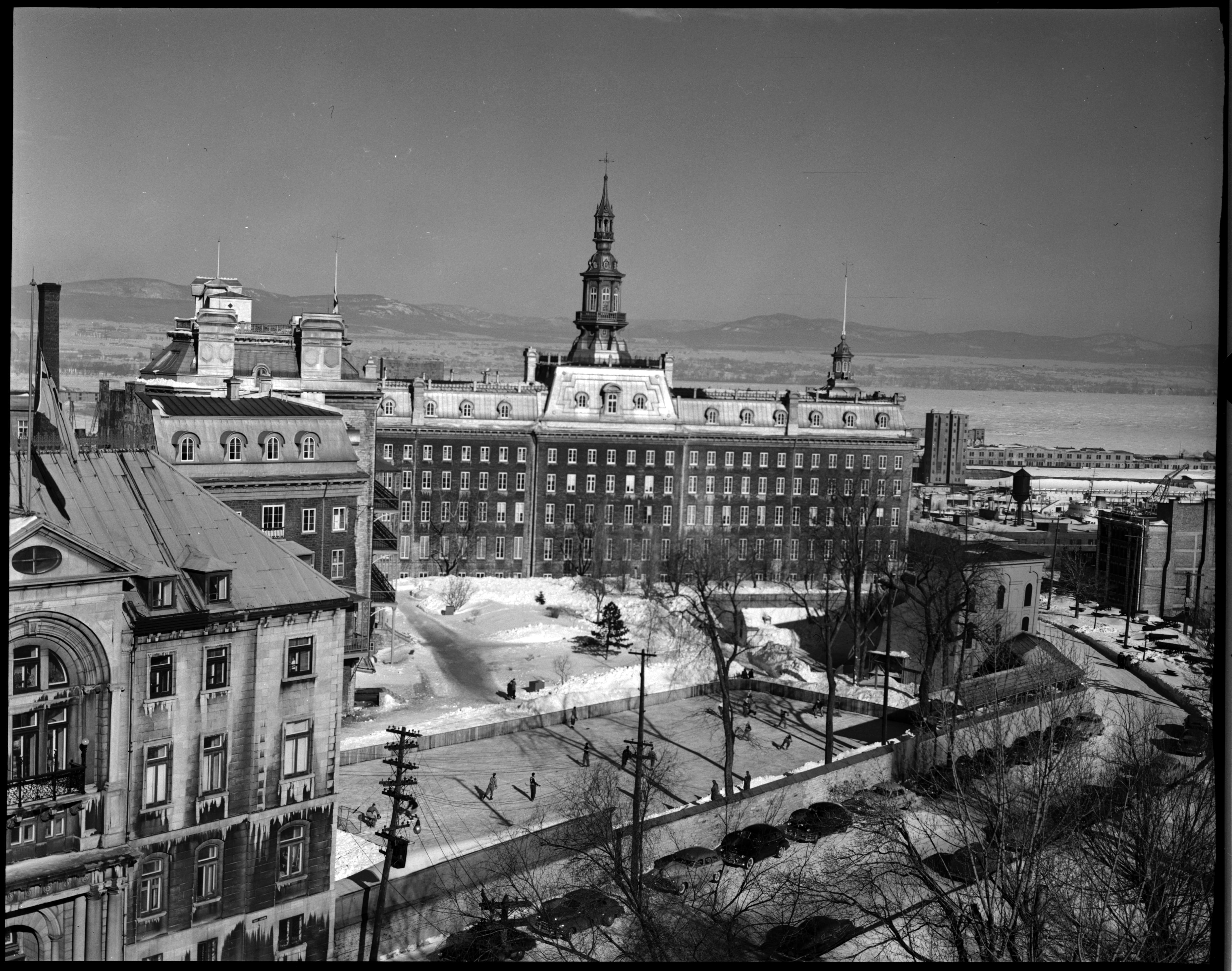 Revivez l'ambitieuse construction du campus de l'Université Laval en 18 ...