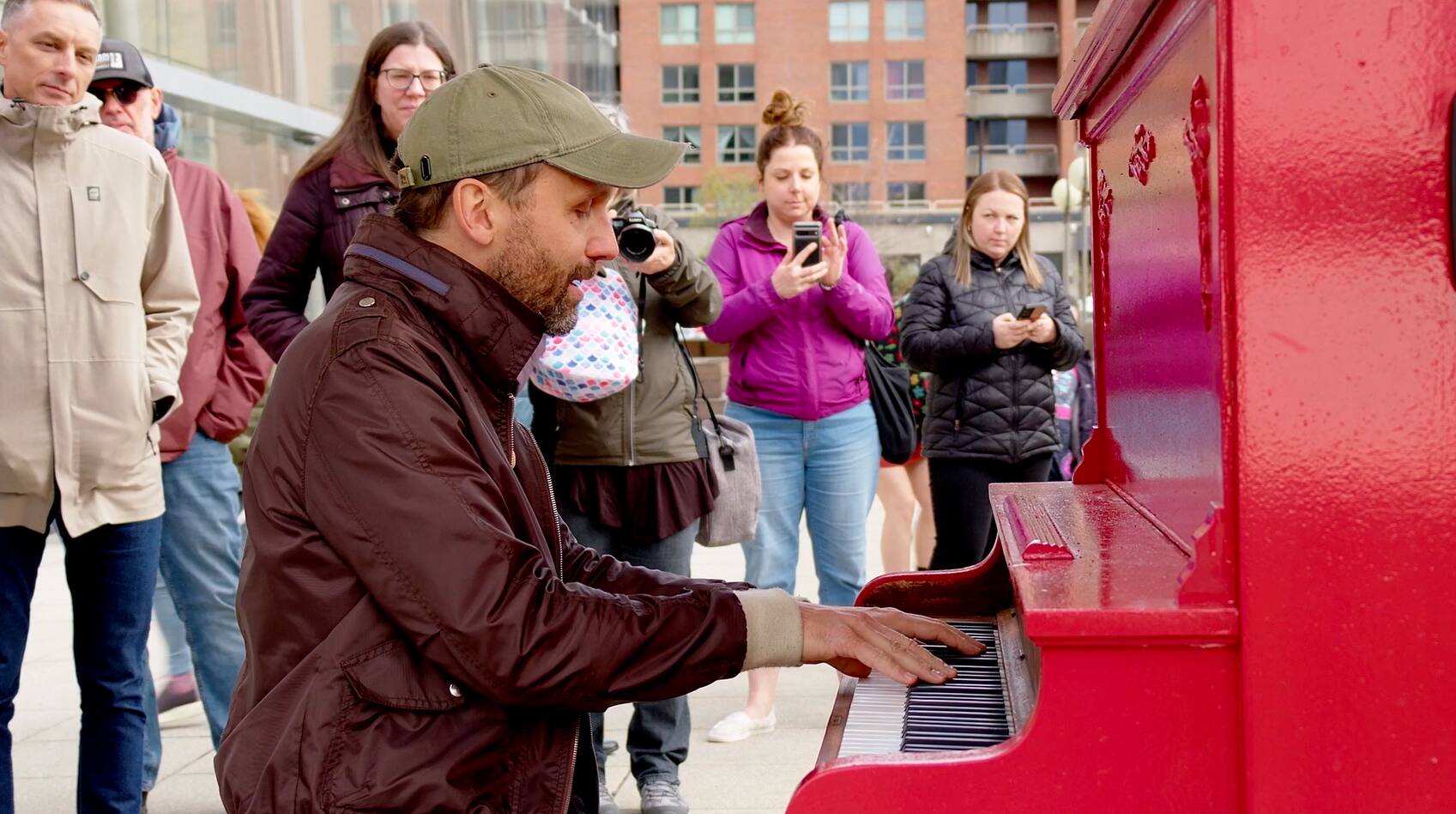 Émile Proulx-Cloutier inaugure le piano public du Grand Théâtre | JDQ