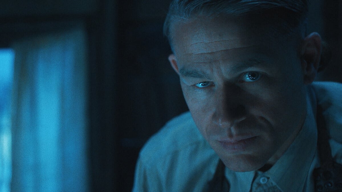 [VIDÉO] Charlie Hunnam est méconnaissable (et terrifiant!) dans les premières images de la série ...