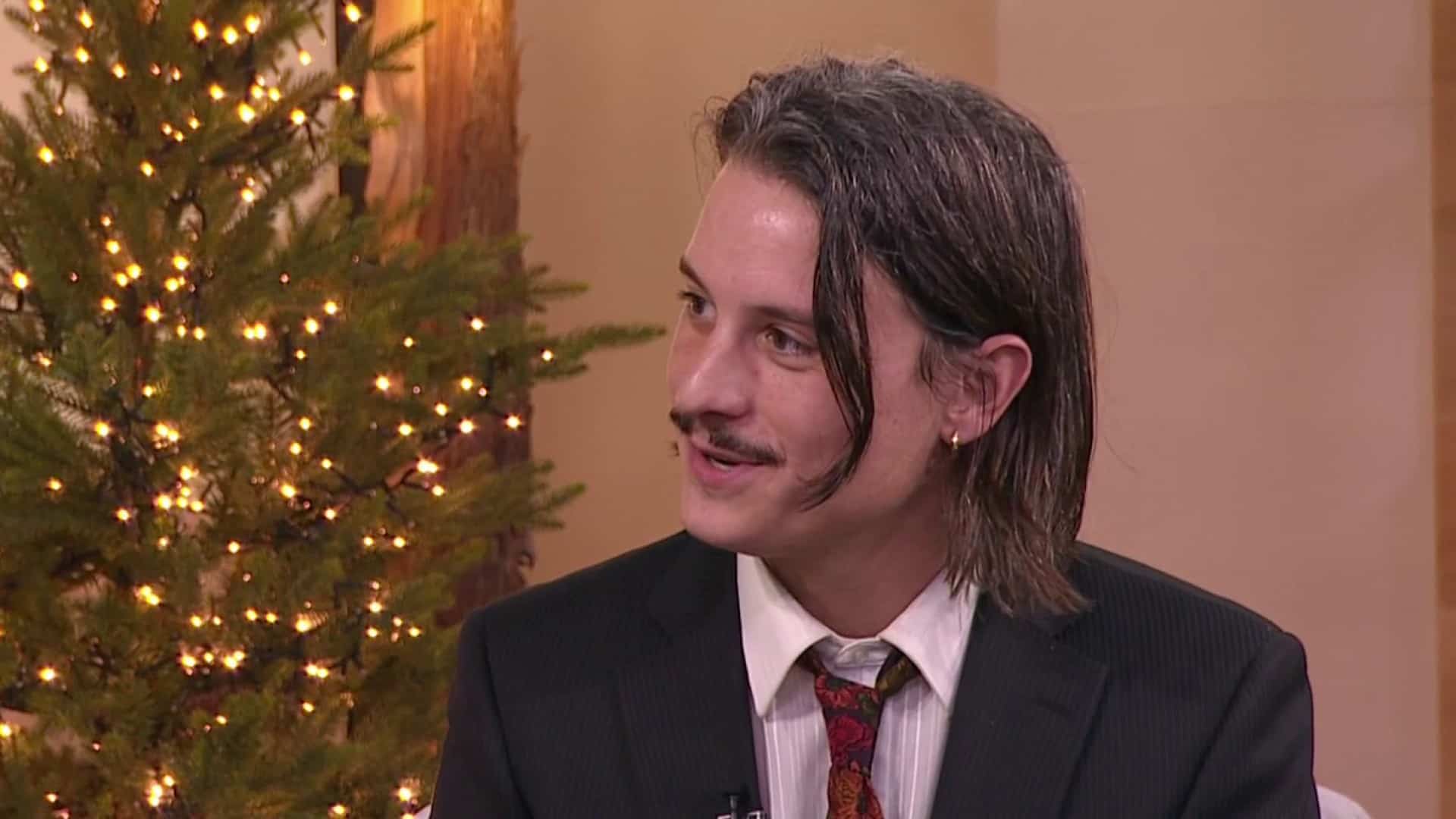 Nous recevons l’auteur compositeur interprète et fan de Noël Elliot ...