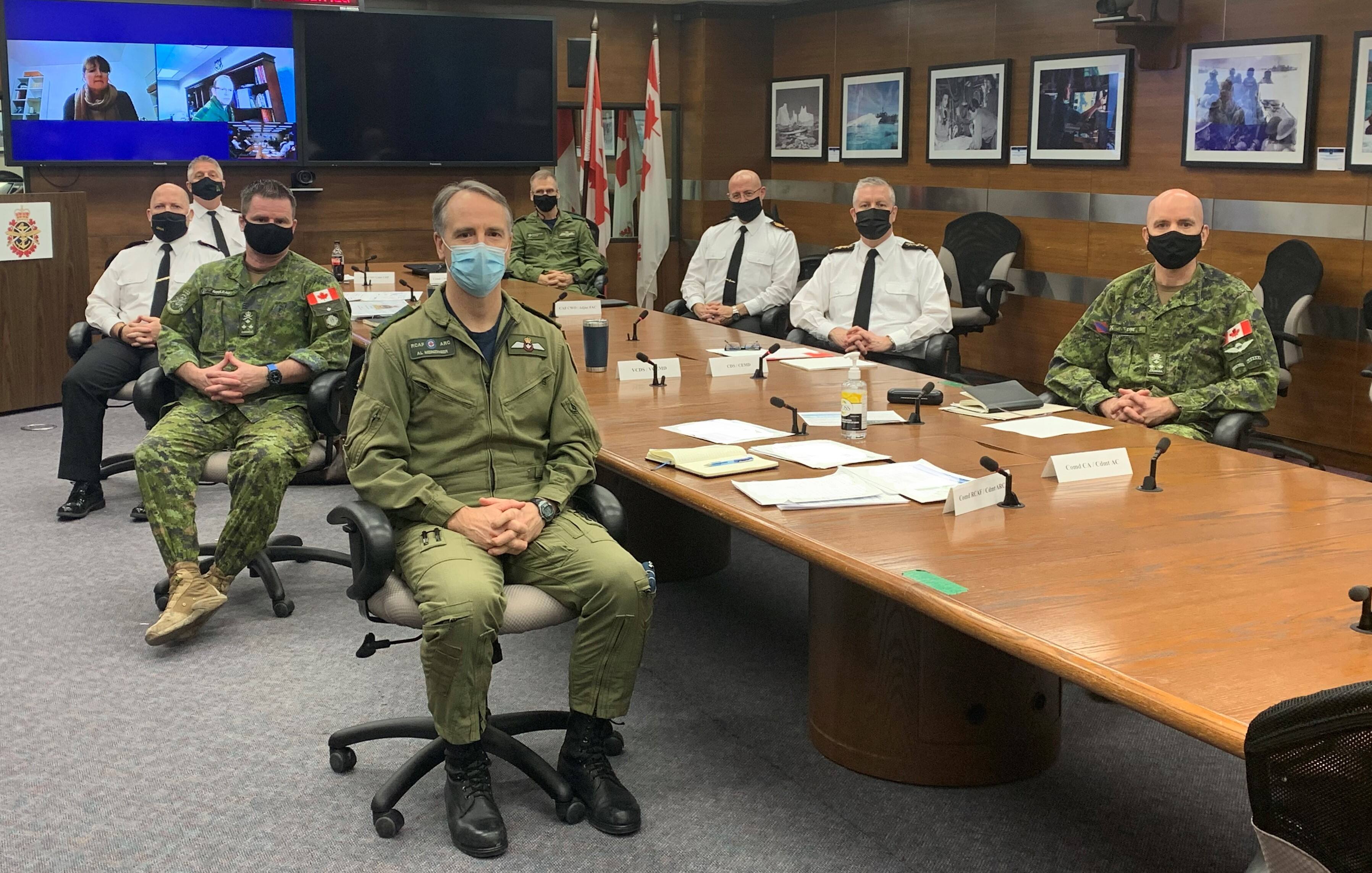 Forces armées canadiennes: une image de huit militaires blancs pour ...