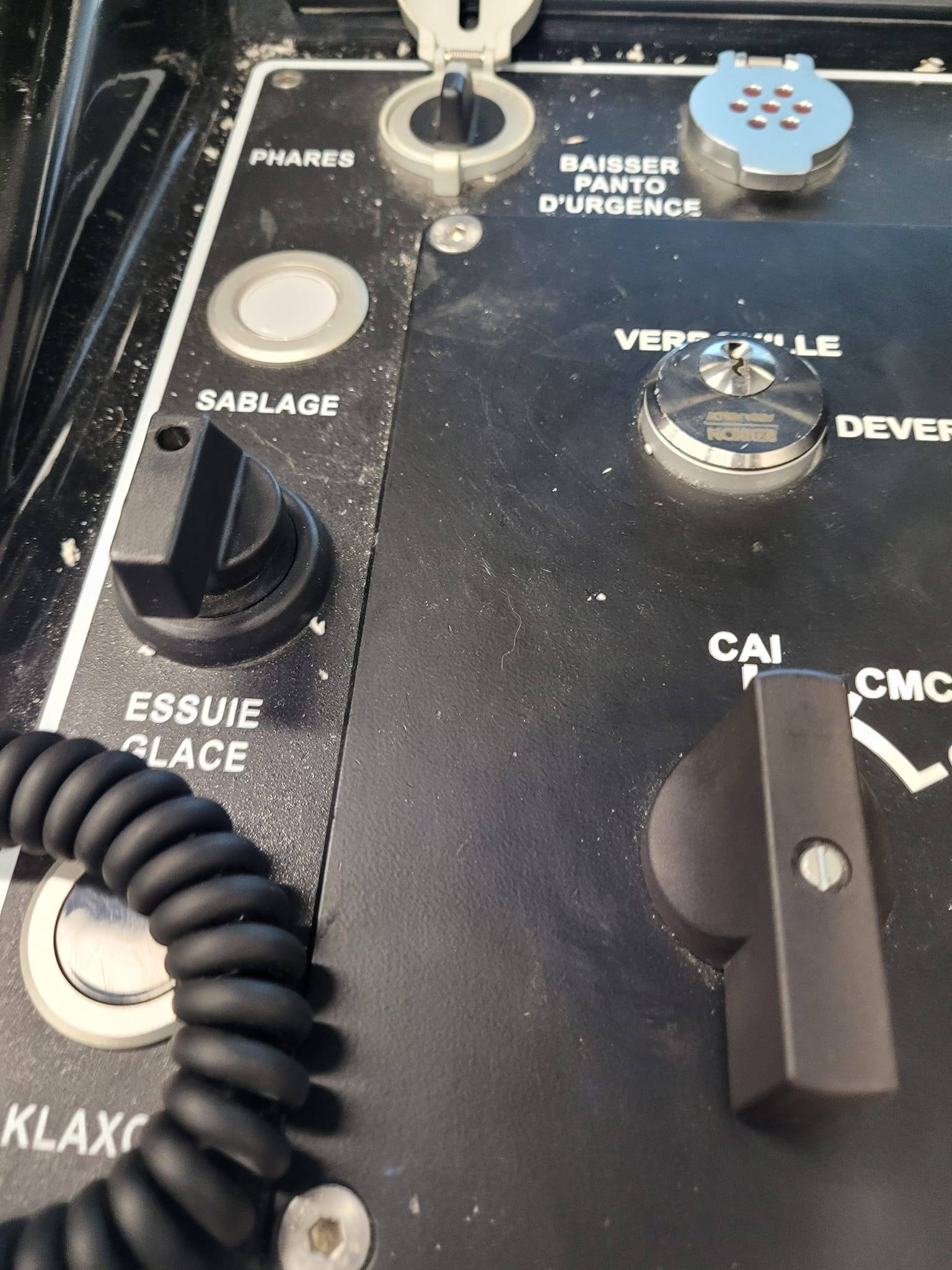 Des boutons de contrôle exposés aux usagers du REM: une enquête est ...