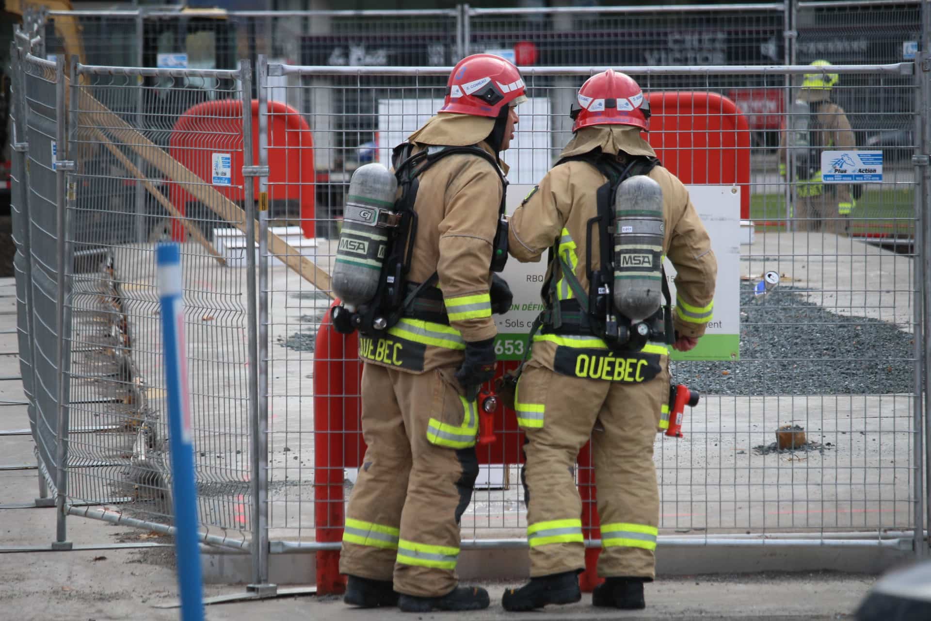 [EN IMAGES] Fuite de gaz: les pompiers de Québec effectuent une ...