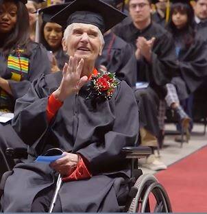 in video | Sotto una pioggia di applausi, ha ricevuto il suo diploma al ...