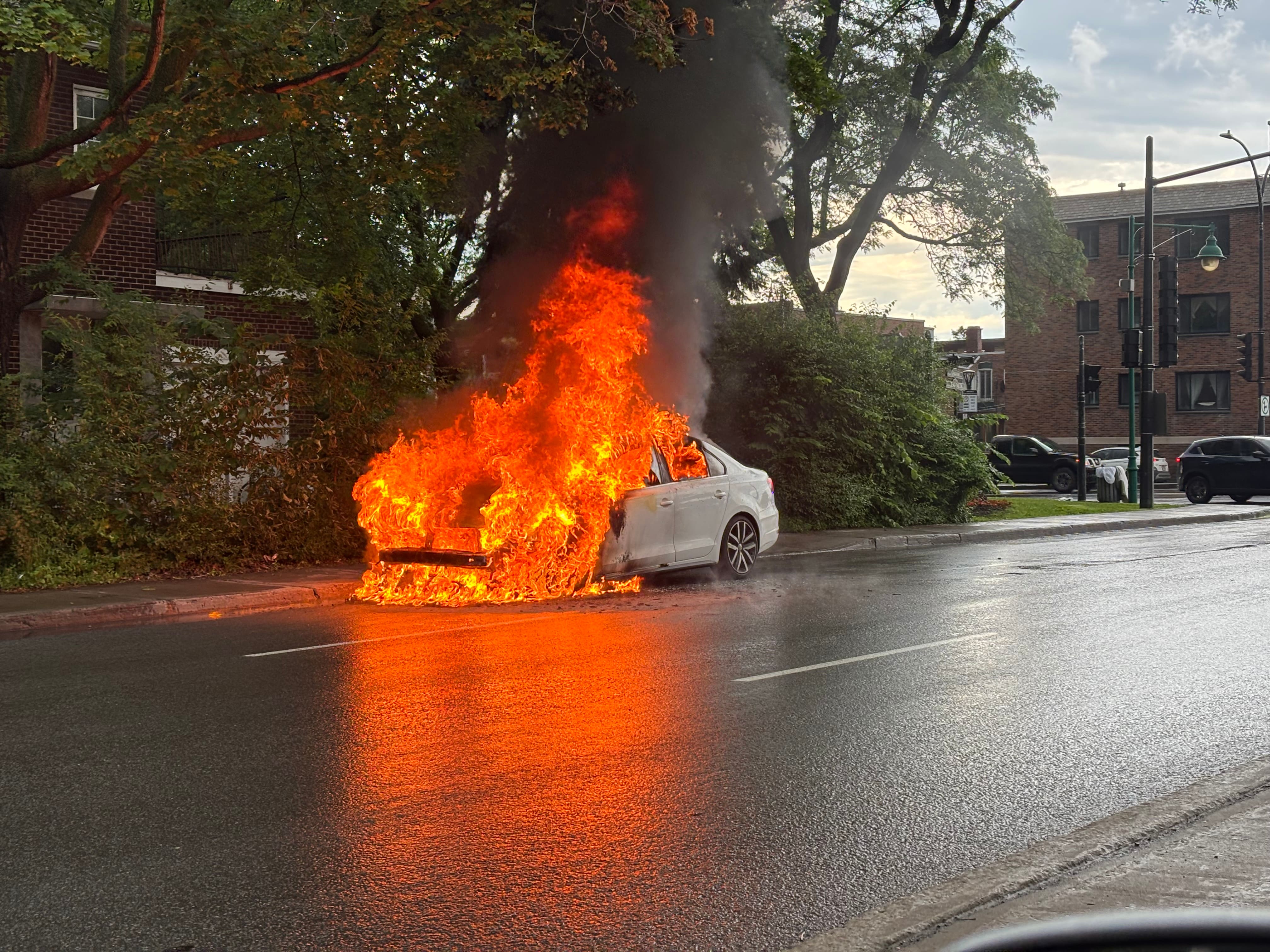 Une voiture en flammes sur Jean-Talon, près de l'Acadie | TVA Nouvelles