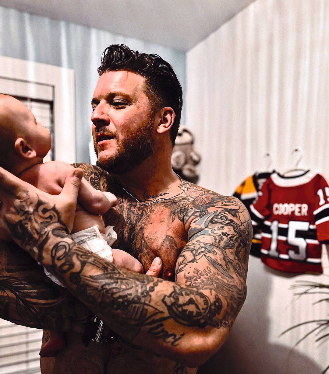 Devenu père à 40 ans, Mathieu Baron estime que son fils l’amène à voir la vie différemment | 7 Jours