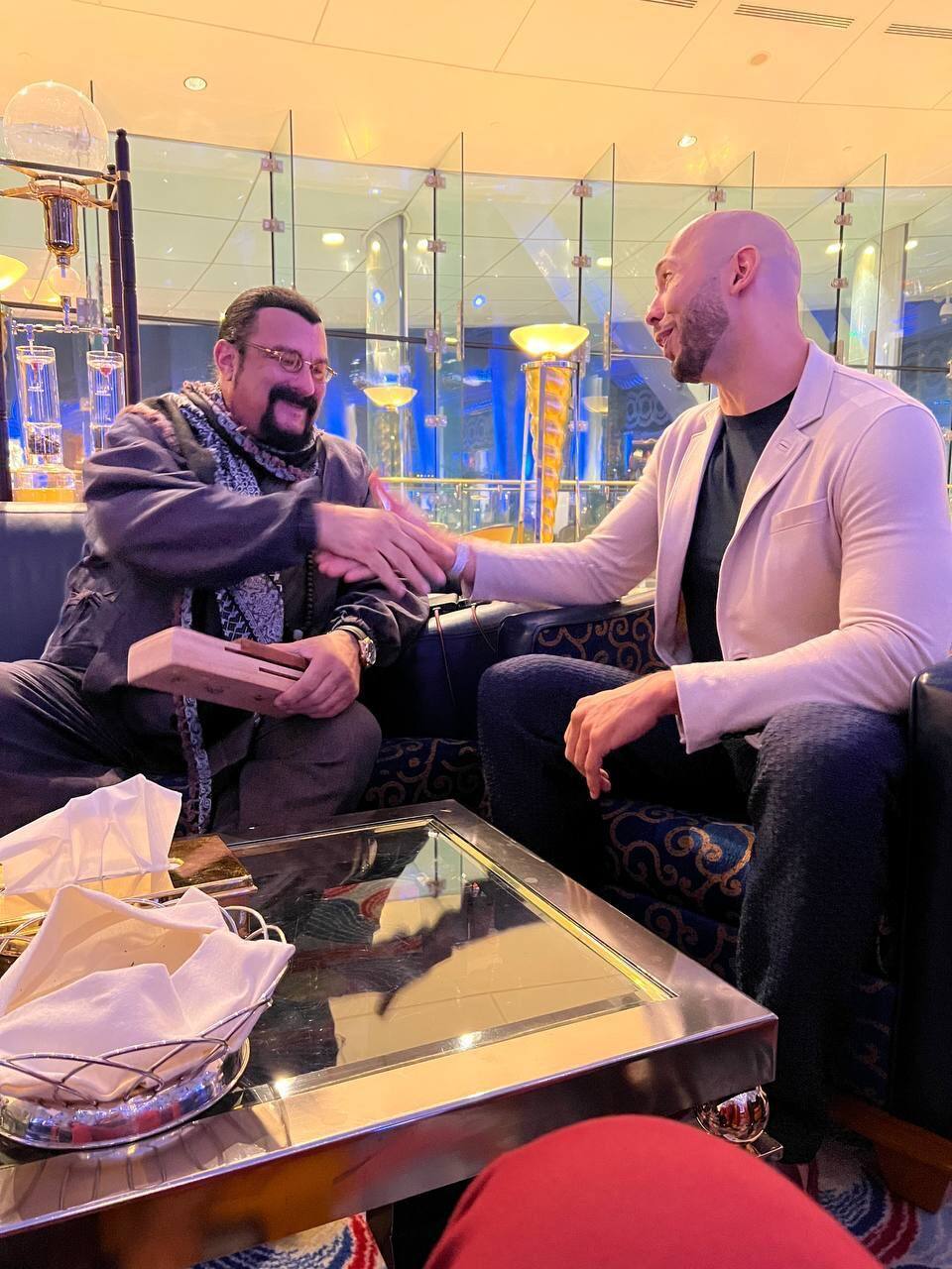 Andrew Tate reçoit l’appui d’une vedette déchue des années 90 | 24 heures