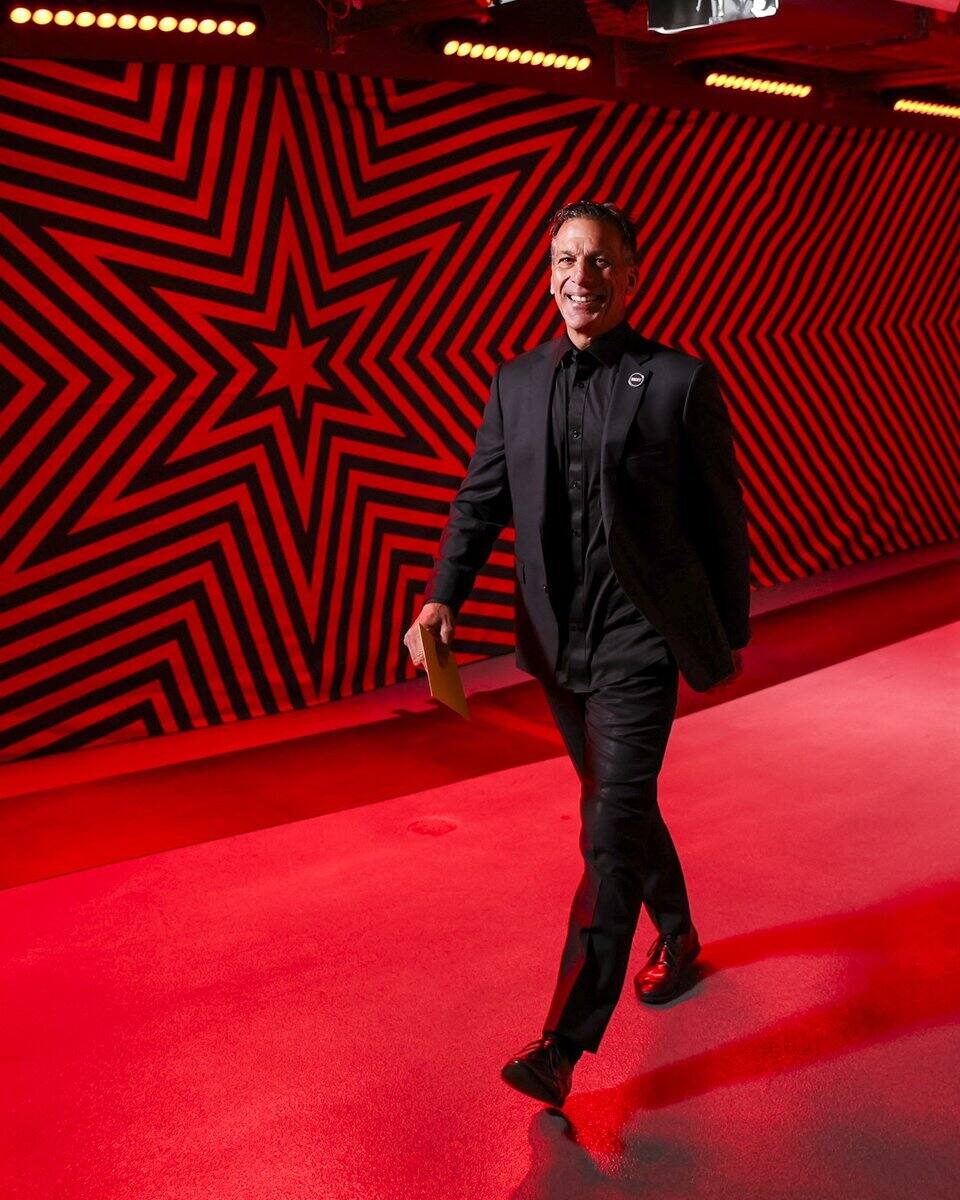 À VOIR: Chris Chelios immortalisé à Chicago - TVA Sports