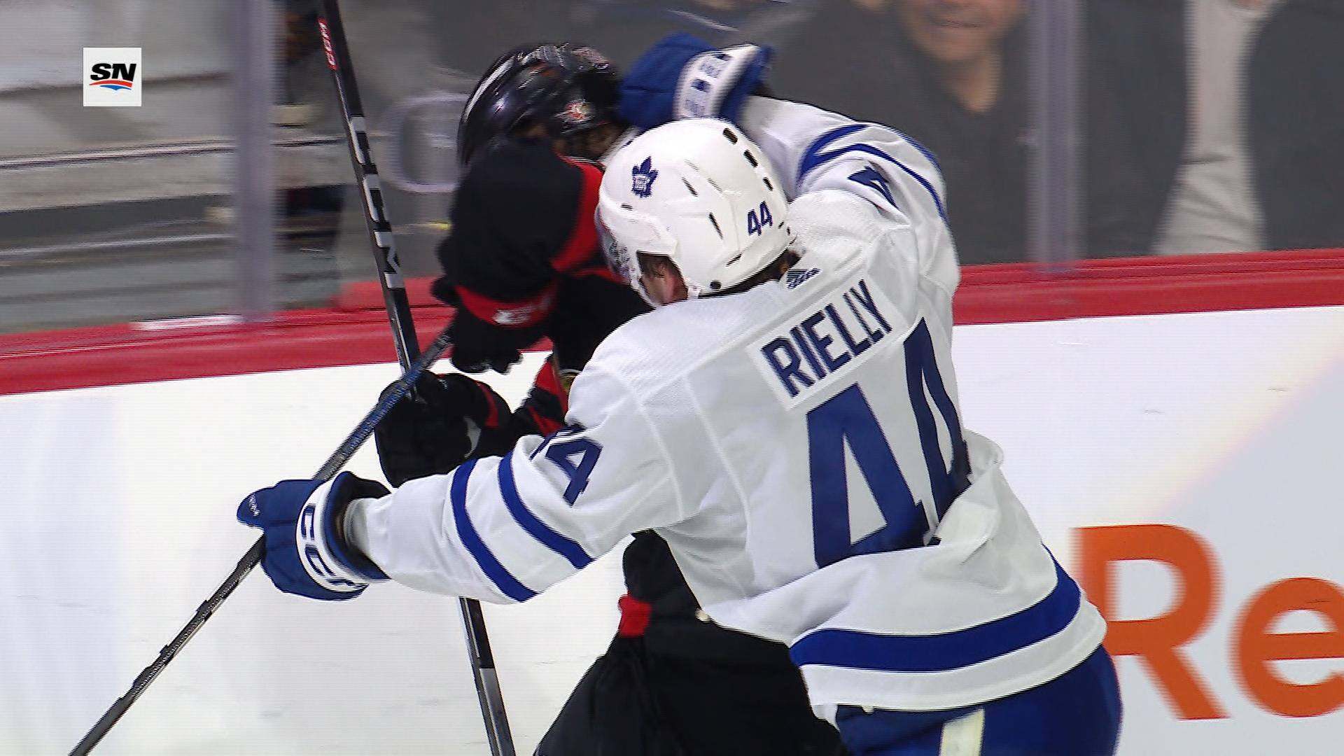 À VOIR: Morgan Rielly attaque sauvagement Ridly Greig en fin de match ...