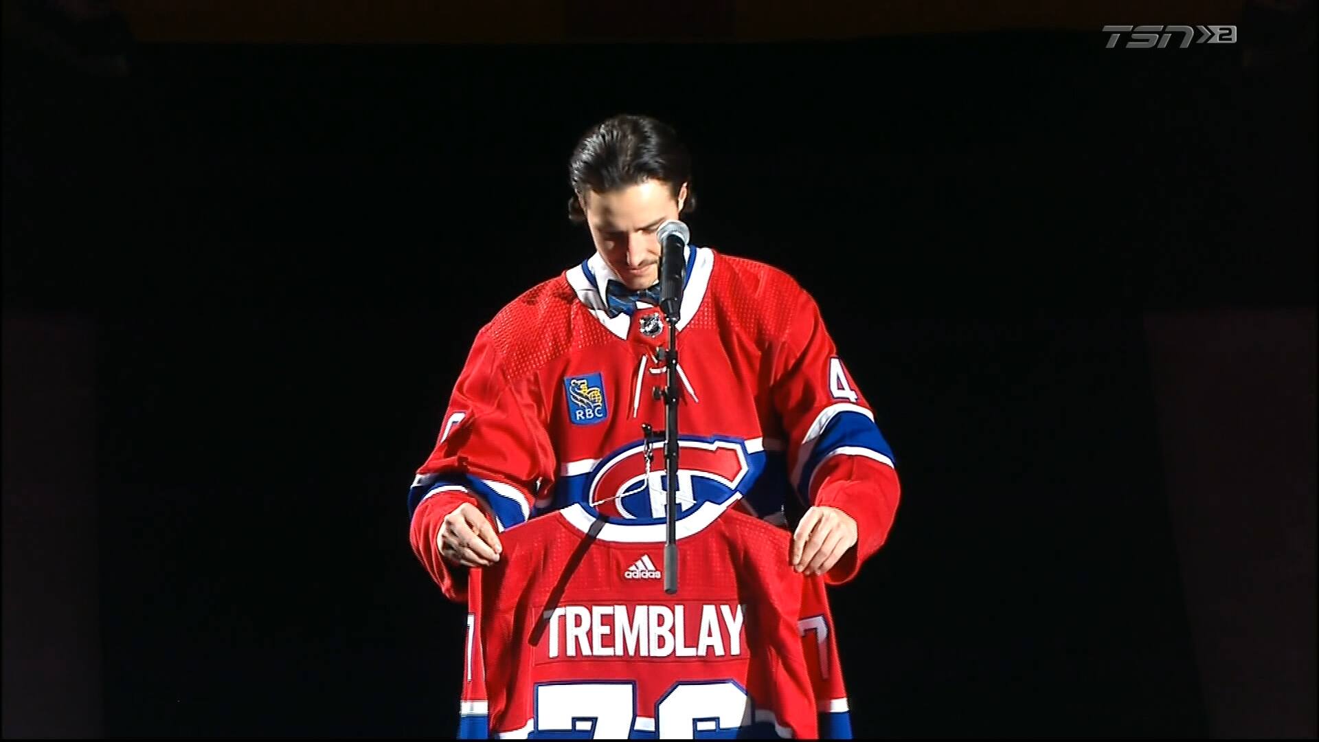 À VOIR: le CH rend un touchant hommage à Karl Tremblay | JDM