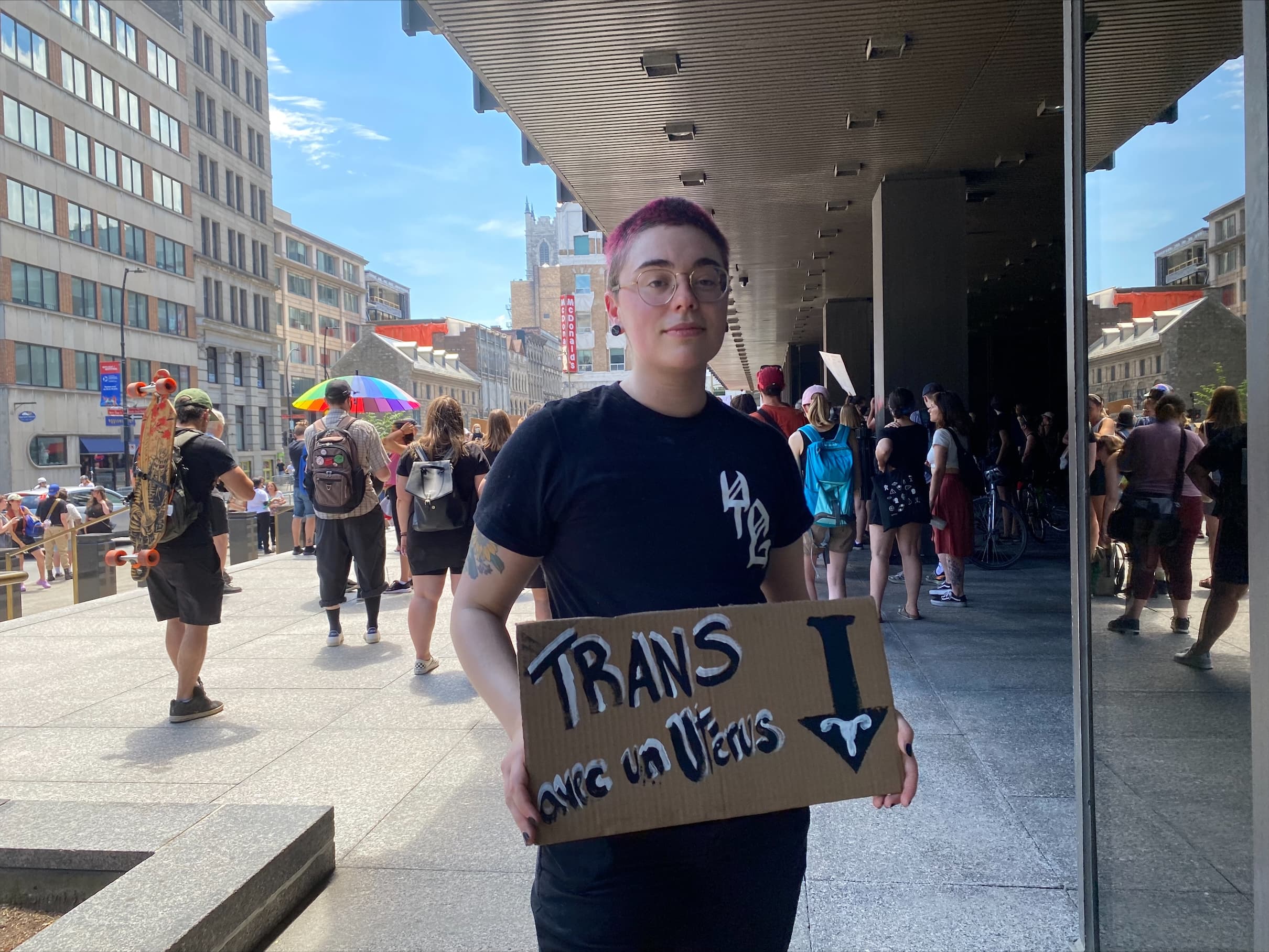 «En colère et solidaires», manif à Montréal pour le droit à l ...