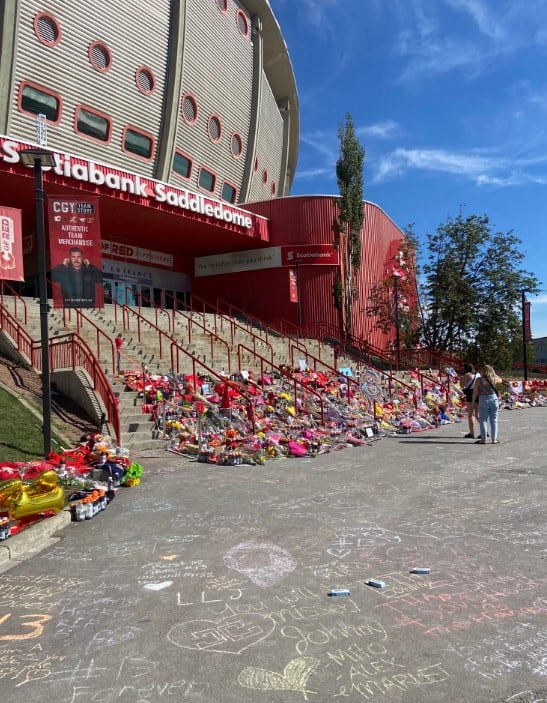 Les partisans continuent à affluer près du Saddledome pour rendre ...
