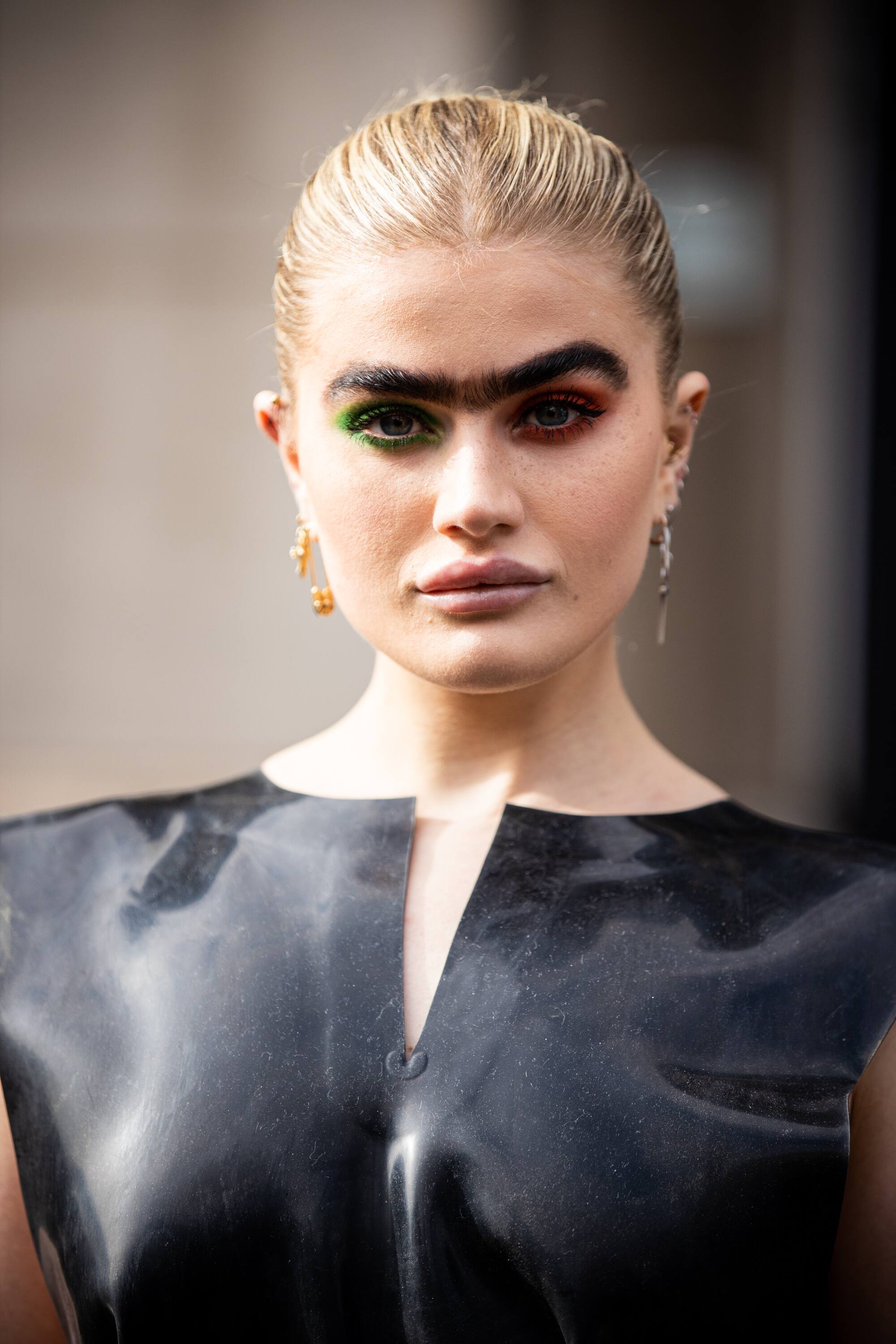 Le look de la mannequin au monosourcil Sophia Hadjipanteli fait parler ...