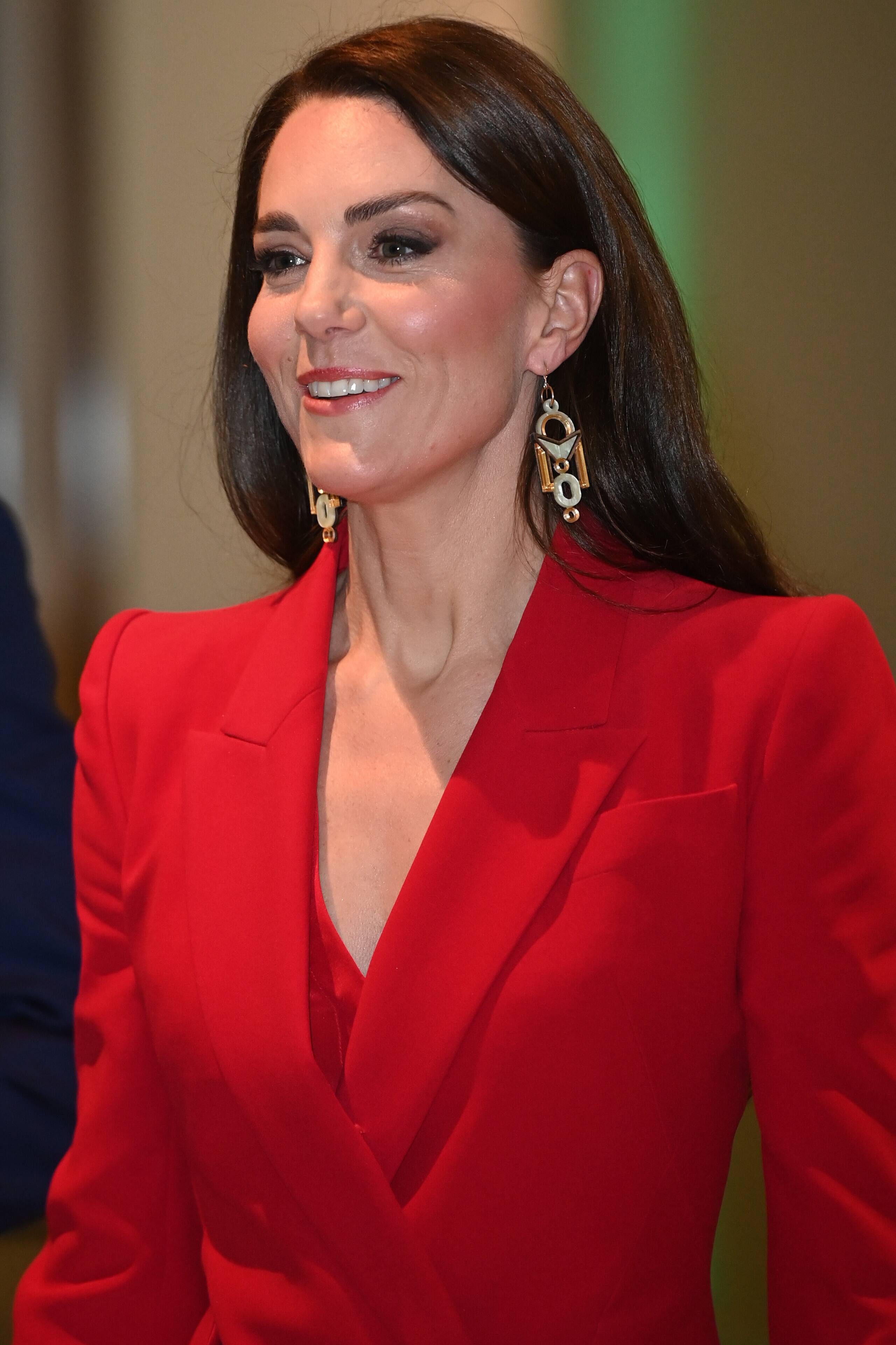 Kate Middleton ose un total look rouge et un décolleté plongeant | Clin ...
