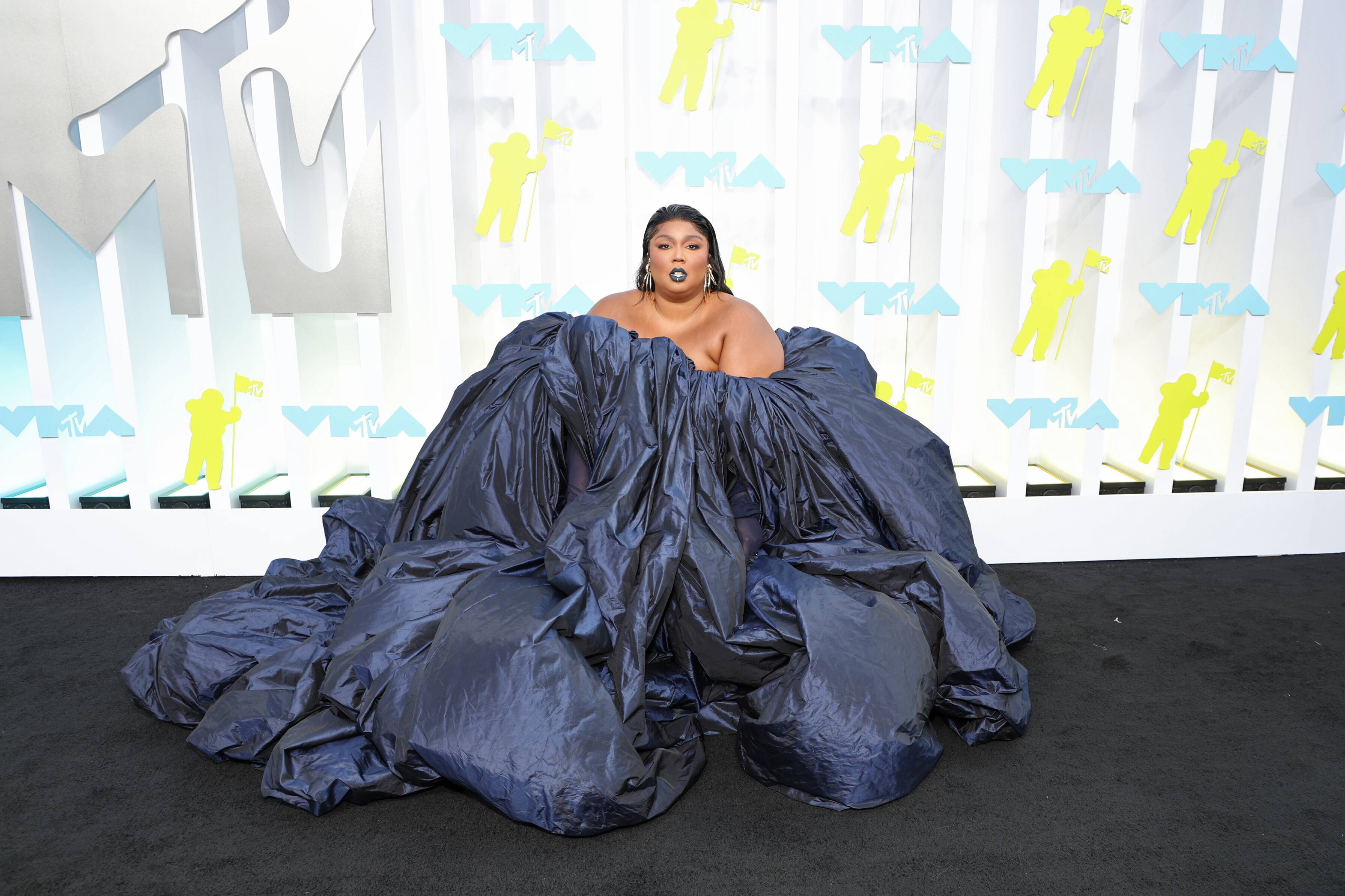 La gigantesque robe de Lizzo vole la vedette aux VMA | Clin d'œil