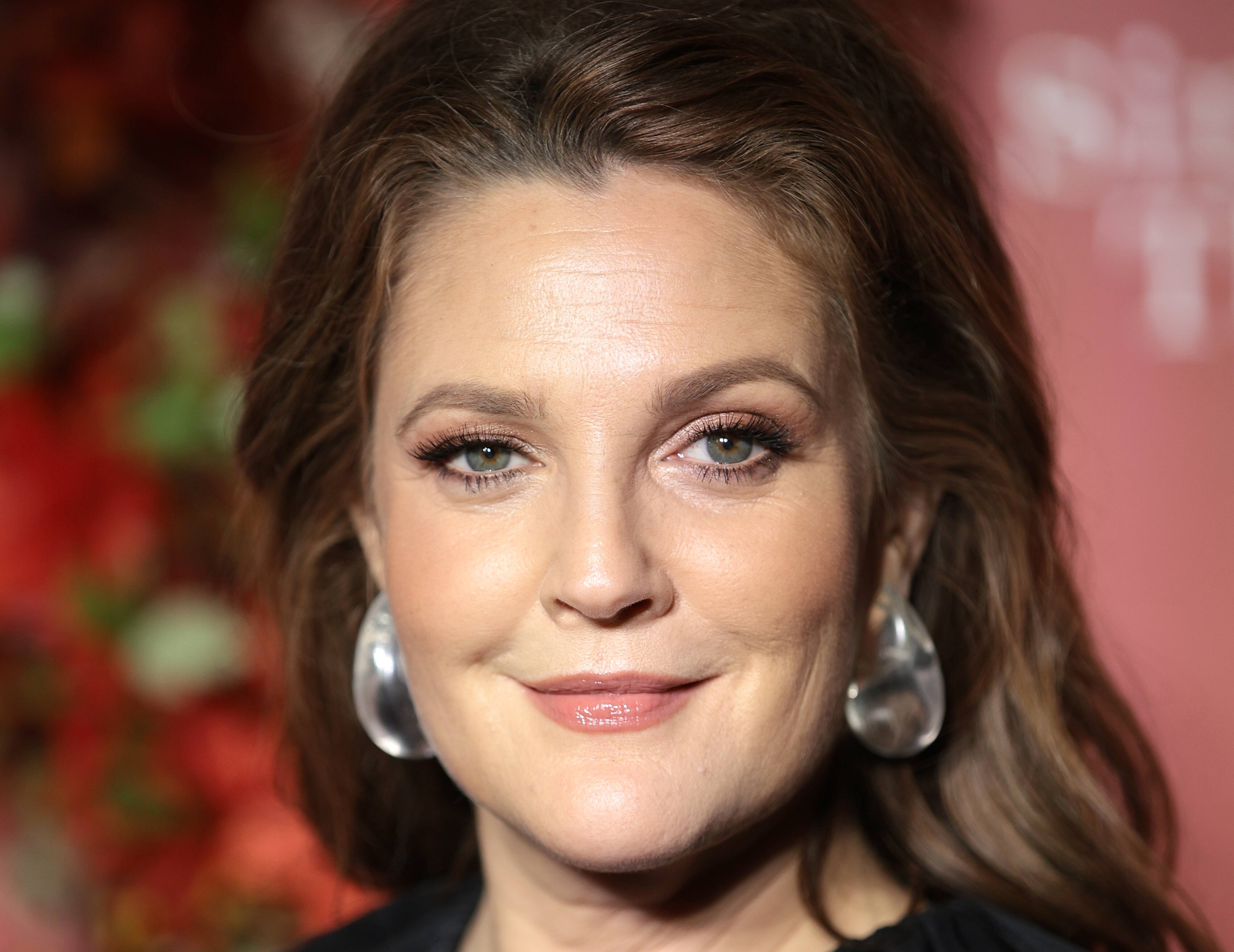 Drew Barrymore reporte le retour de son talk-show | TVA Nouvelles
