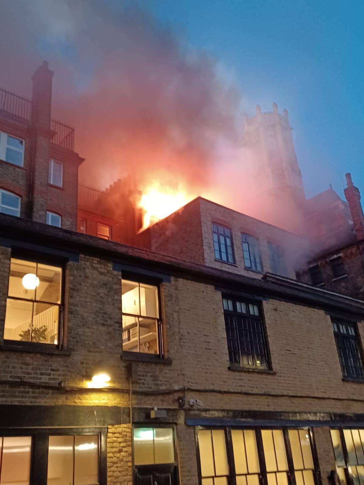 Important incendie dans un hôtel de luxe à Londres, 100 personnes ...