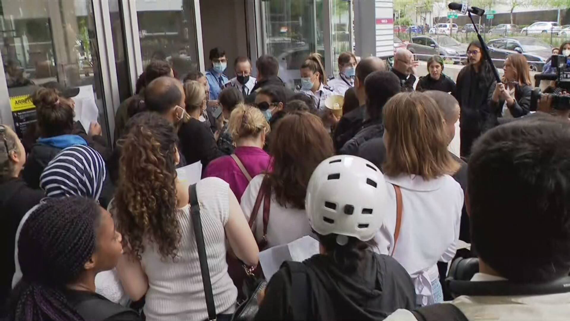 Obtenir un passeport au Complexe Guy-Favreau: «ça l’a pris plus de ...