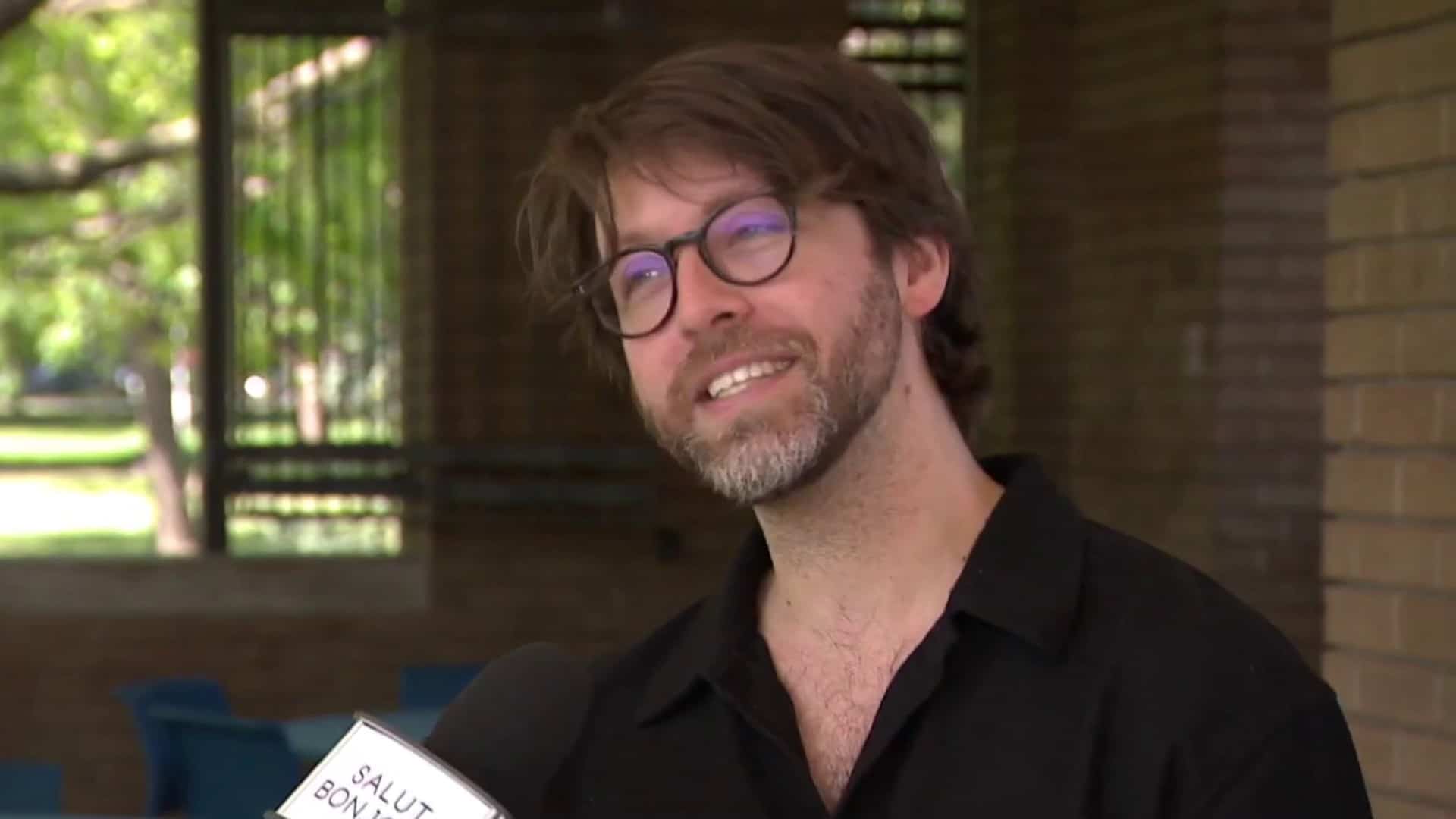 Sabrina rencontre le batteur du groupe Half Moon Run, Dylan Phillips ...