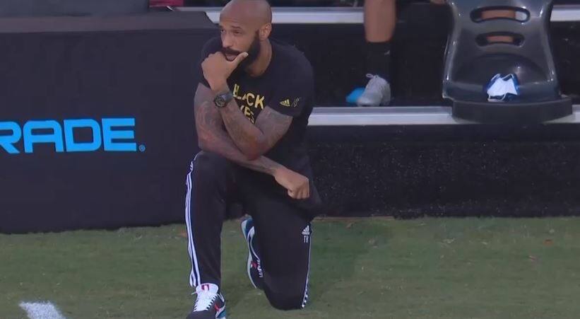 Genou au sol pour Thierry Henry en début de match | TVA Nouvelles