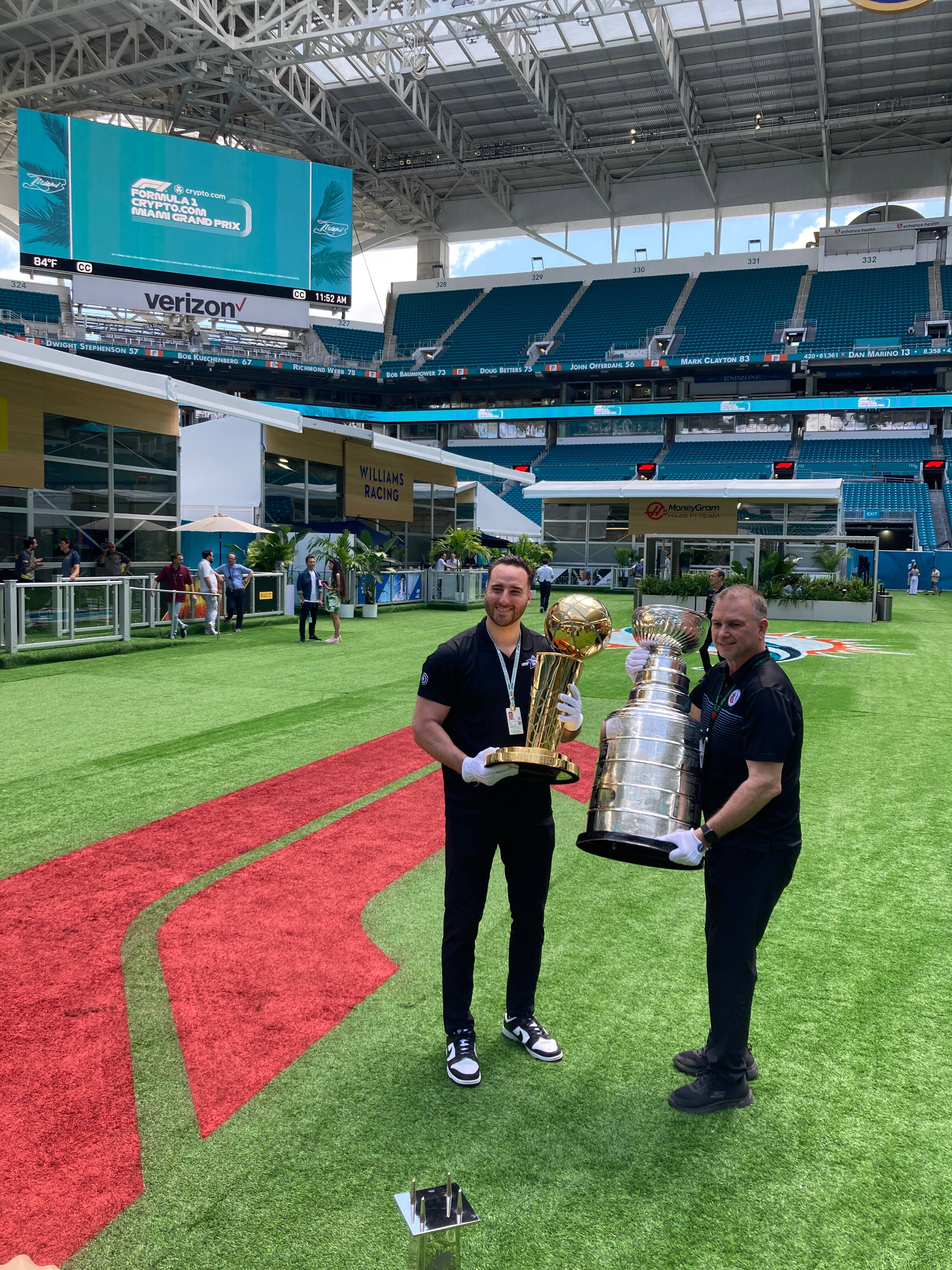 La coupe Stanley débarque dans les paddocks de la F1 au stade des ...