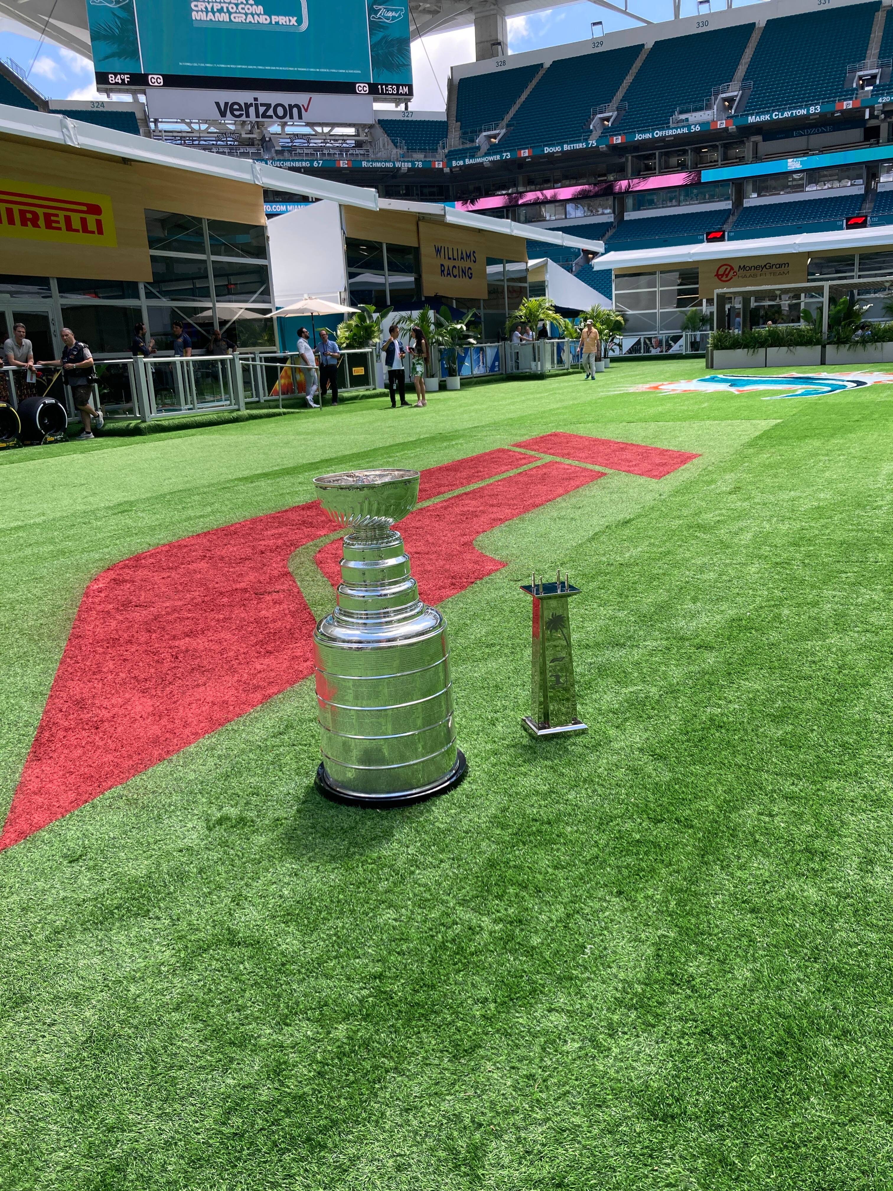 La coupe Stanley débarque dans les paddocks de la F1 au stade des ...
