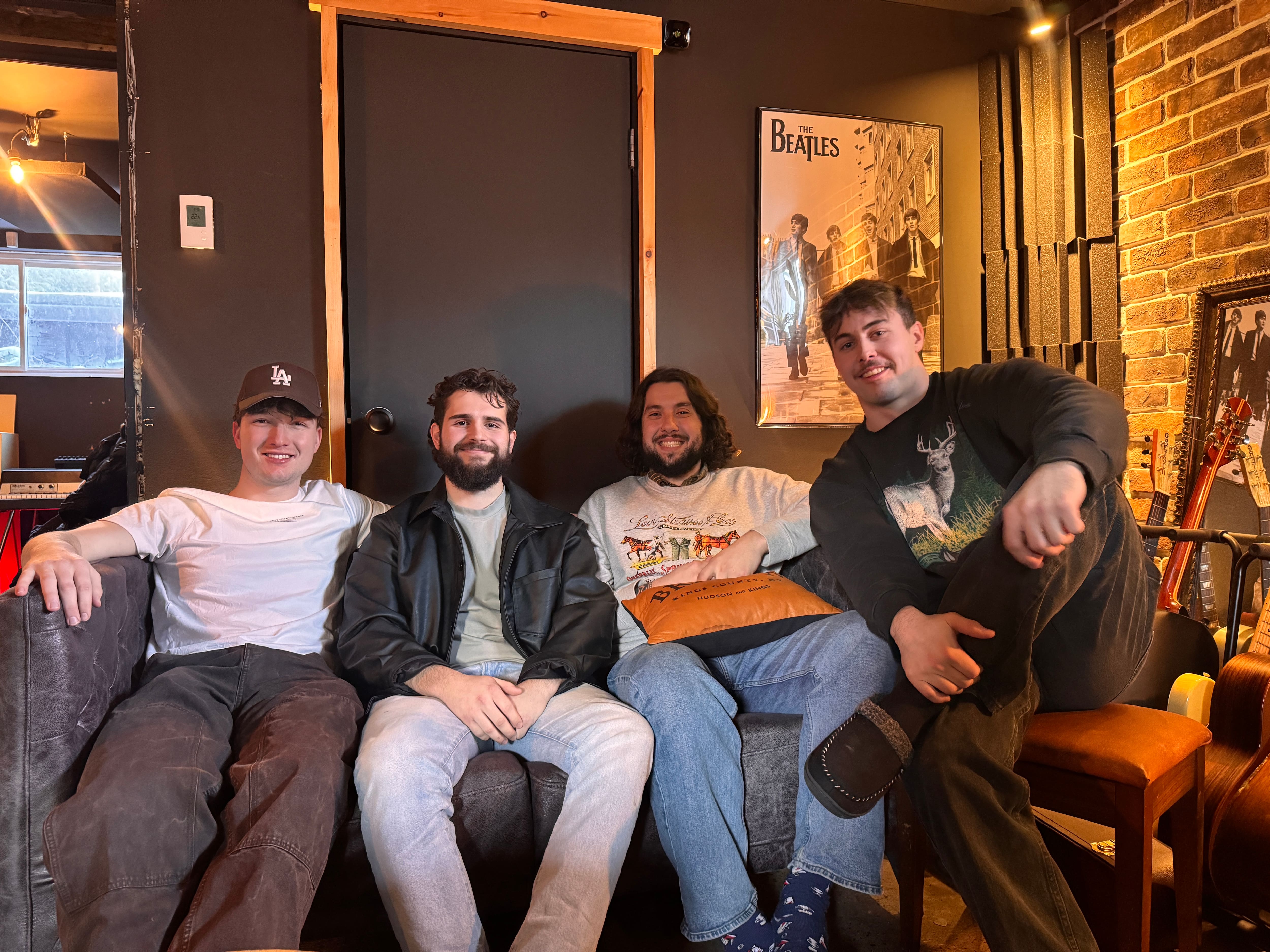 La pièce «Classe Moyenne», un succès viral de ces ex-candidats de «La Voix» | JDQ