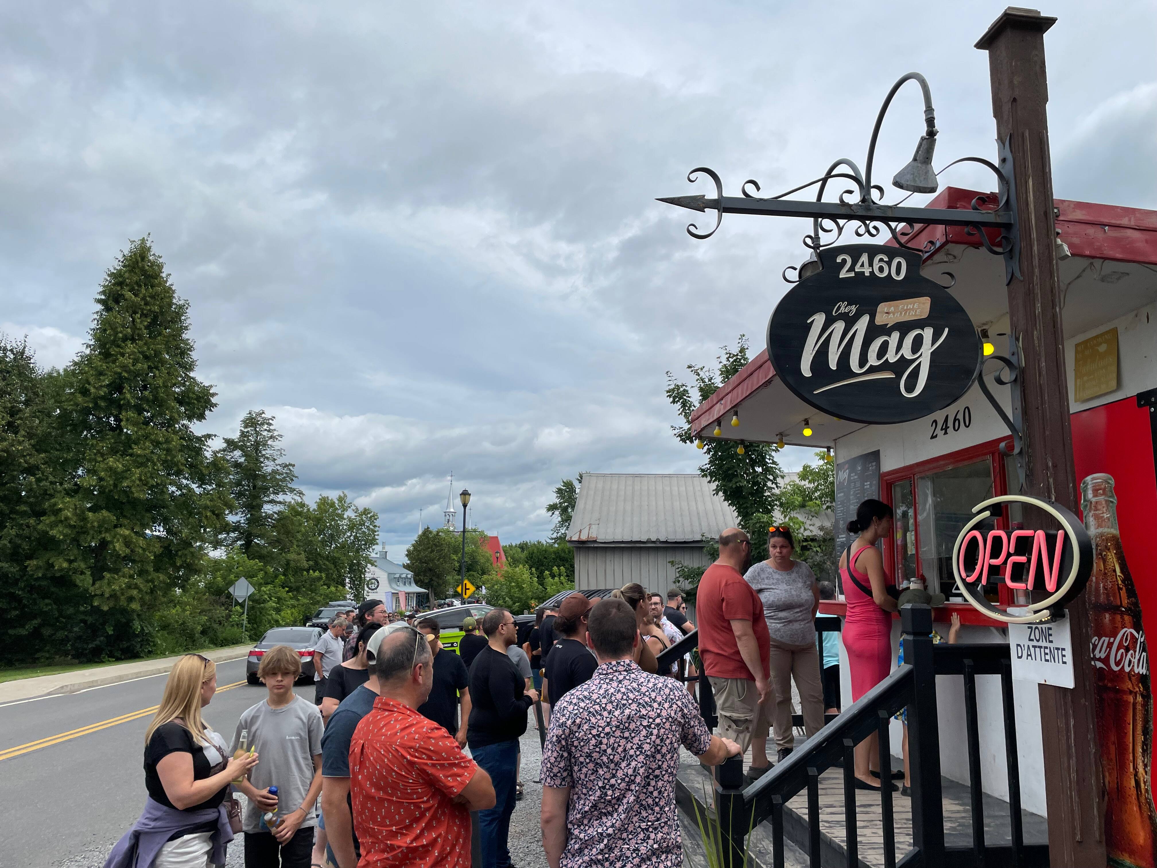 Poutine vantée par Olivier Primeau: des files d'attente monstres Chez ...