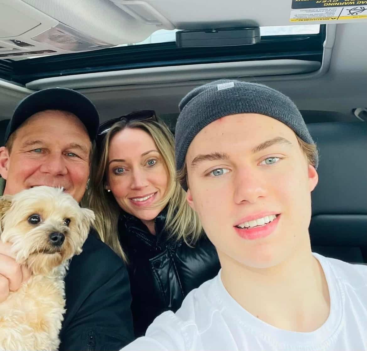 Connor Bedard: «il y a souvent des gens qui entourent notre maison ...