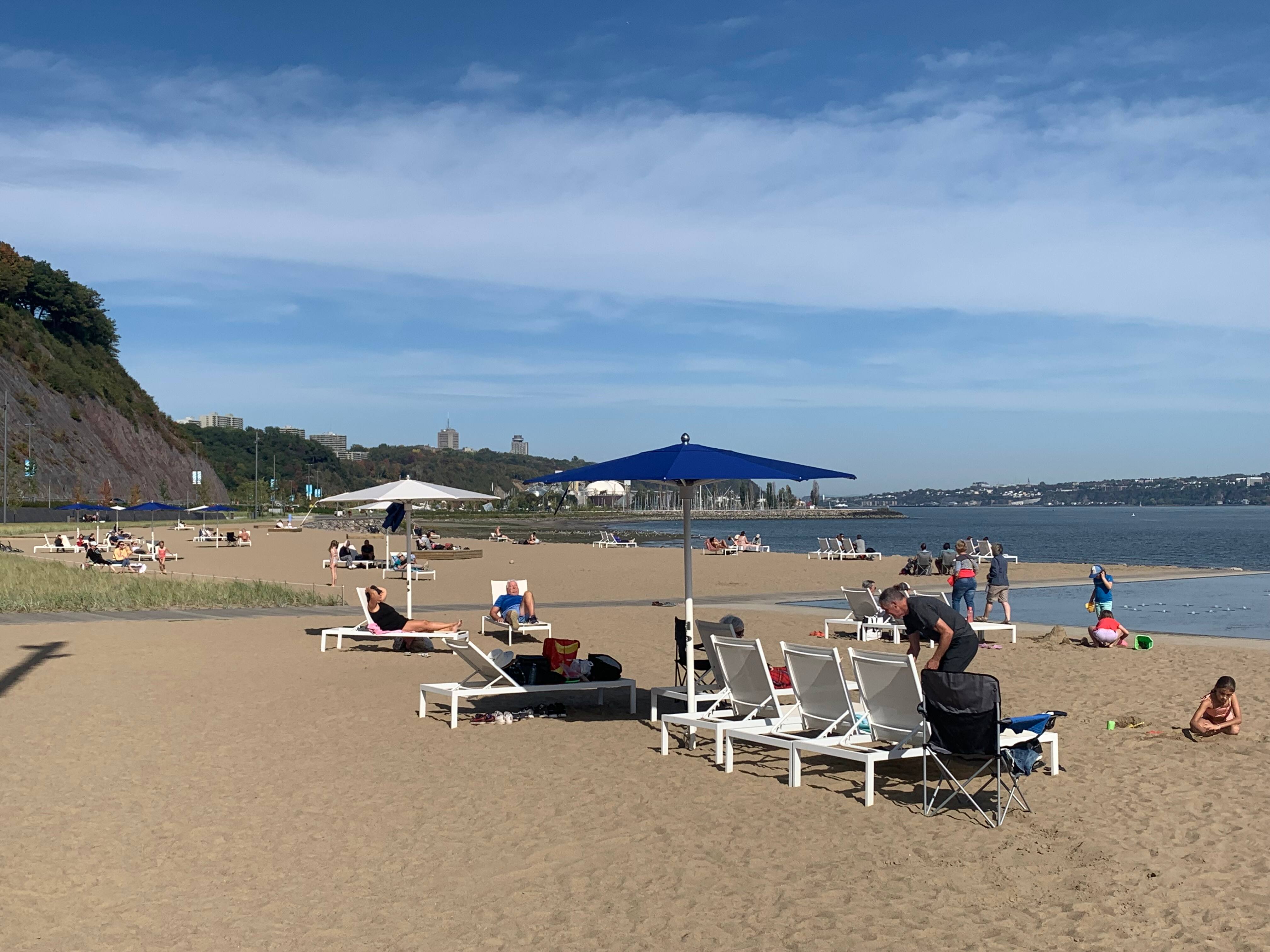 Bains de soleil sur la plage de la promenade Samuel-de-Champlain... en ...